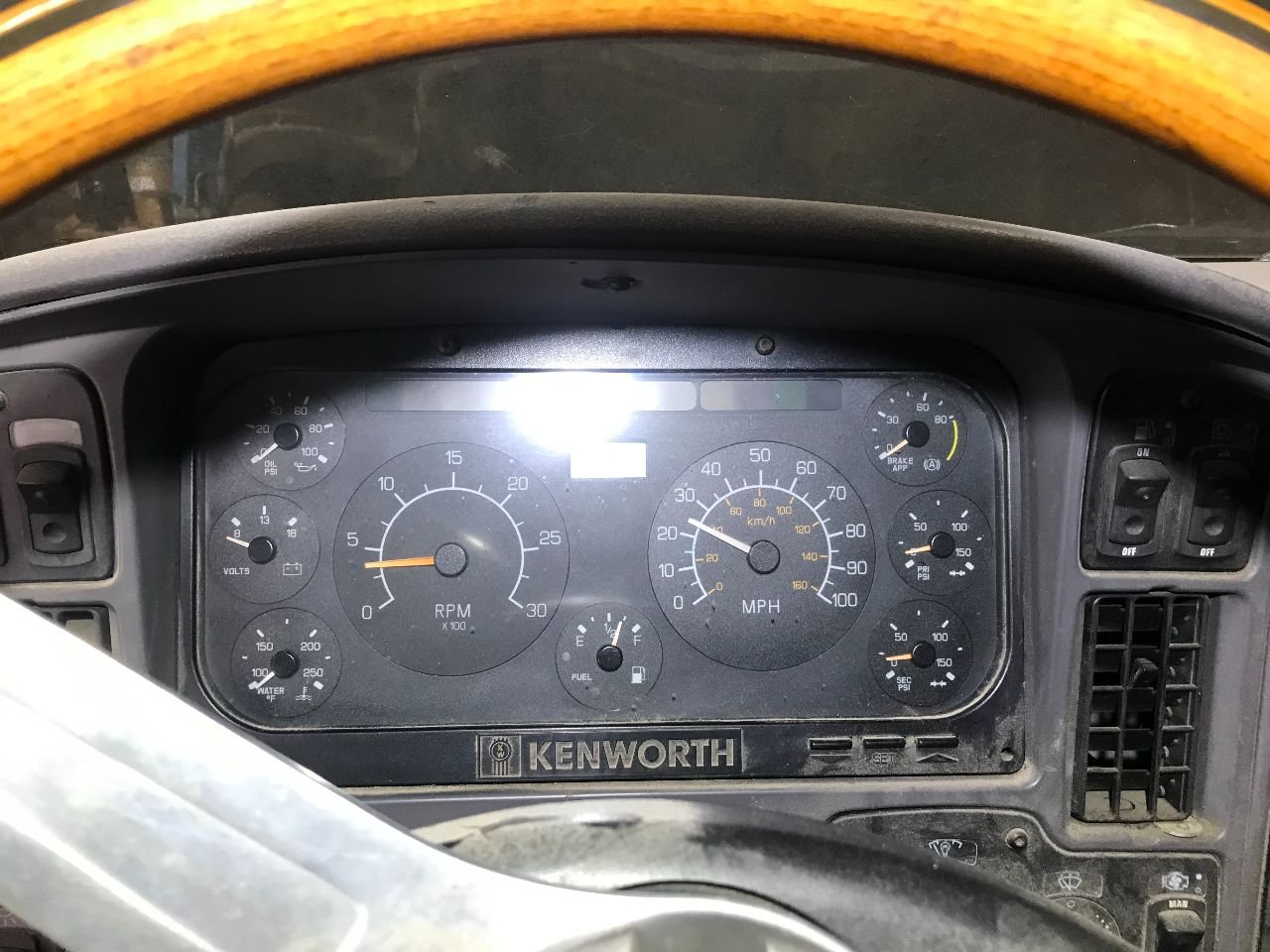 Q431008120XRMAN | Kenworth T2000 Speedometer Instrument Cluster for Sale
