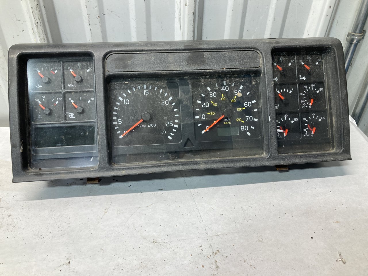 32253-06 | Volvo VHD Speedometer Instrument Cluster for Sale