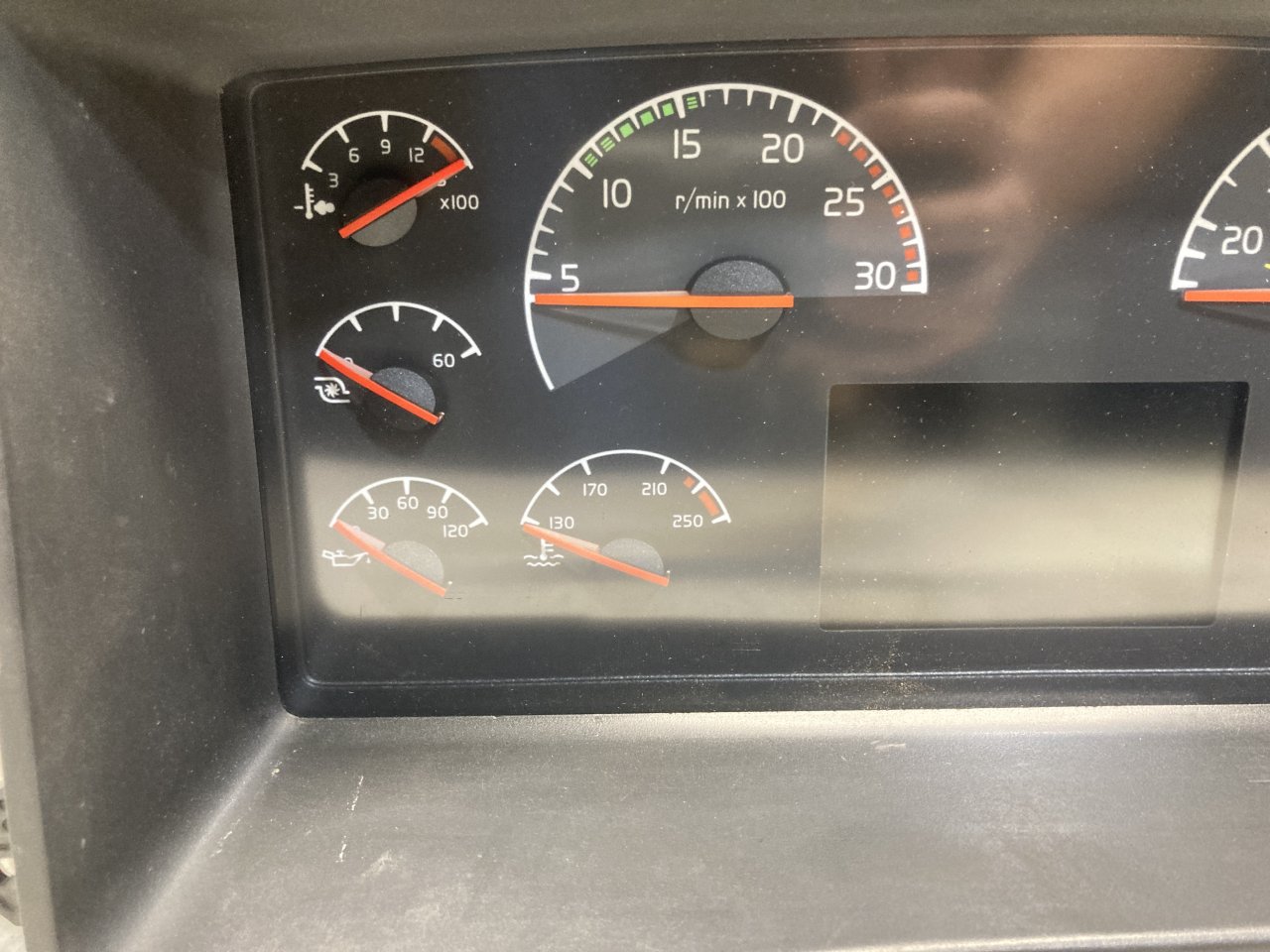 21132379-P02 | Volvo VNL Speedometer Instrument Cluster for Sale