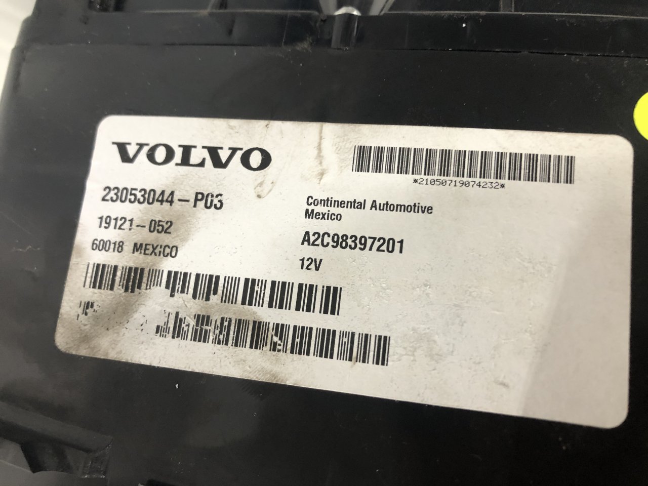 23053044-P03 | Volvo VNL Speedometer Instrument Cluster for Sale