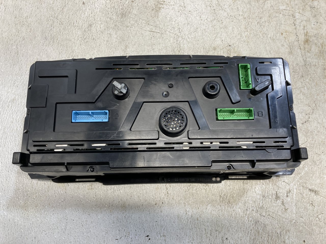21132379-P02 | Volvo VNL Speedometer Instrument Cluster for Sale