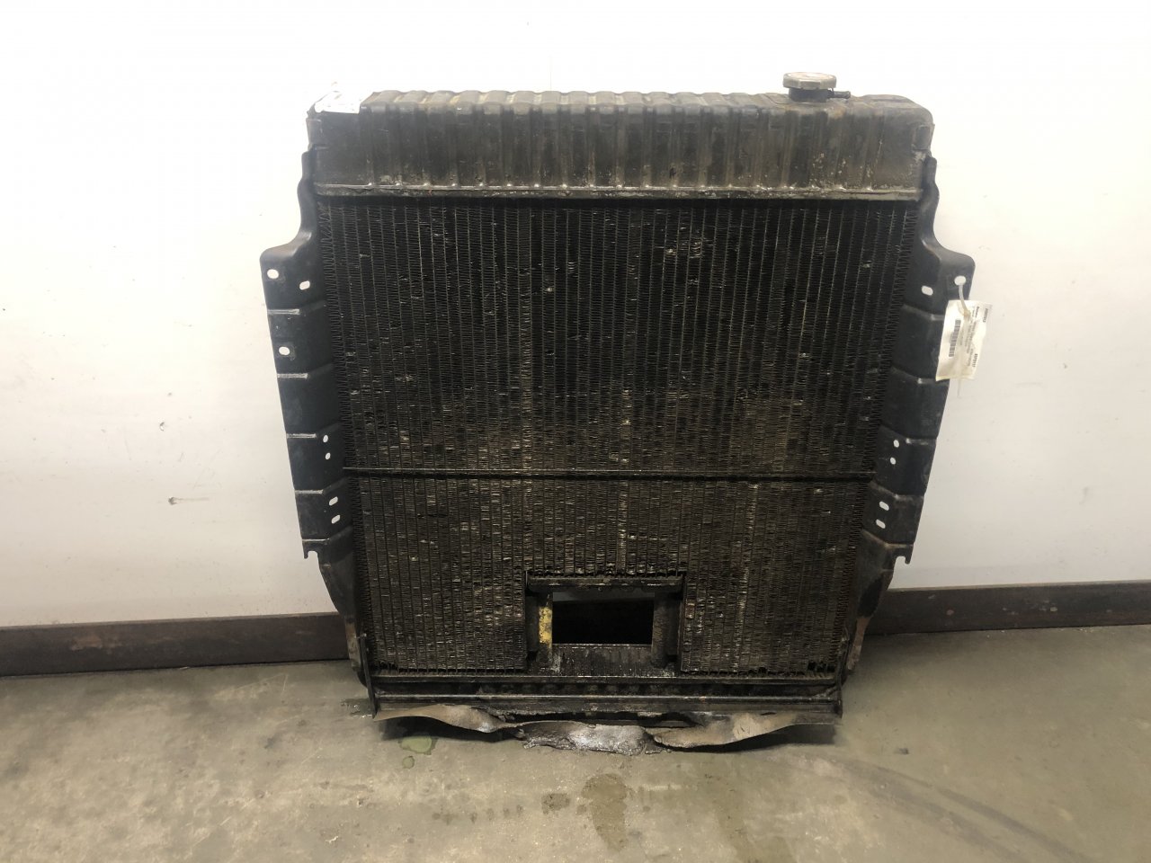 E3HT8005BUB | Ford F800 Radiator for Sale