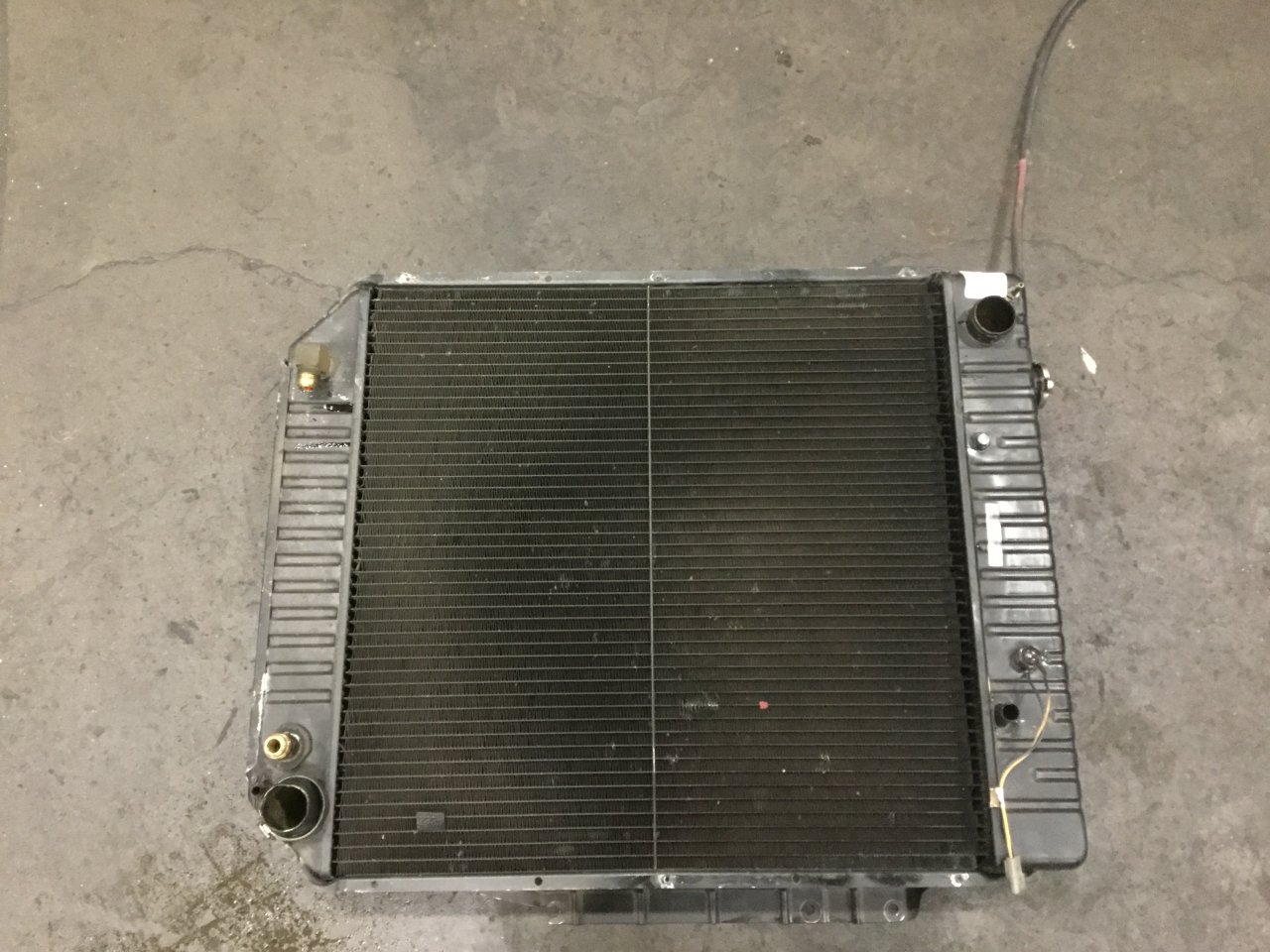 EDE3HT8005DC | Ford F800 Radiator for Sale
