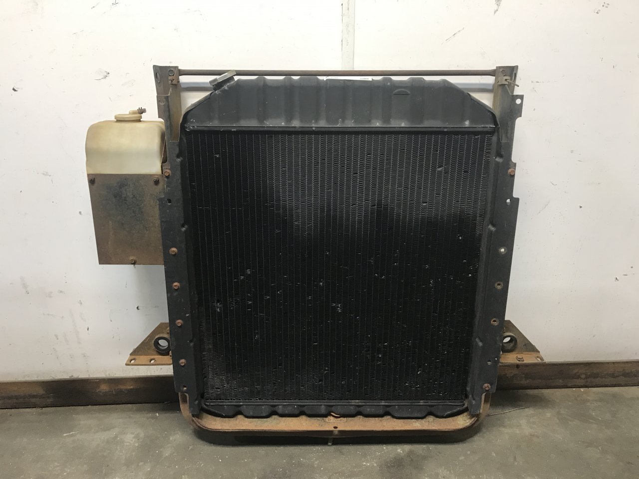 E8HT8009G | Ford LS8000 Radiator for Sale