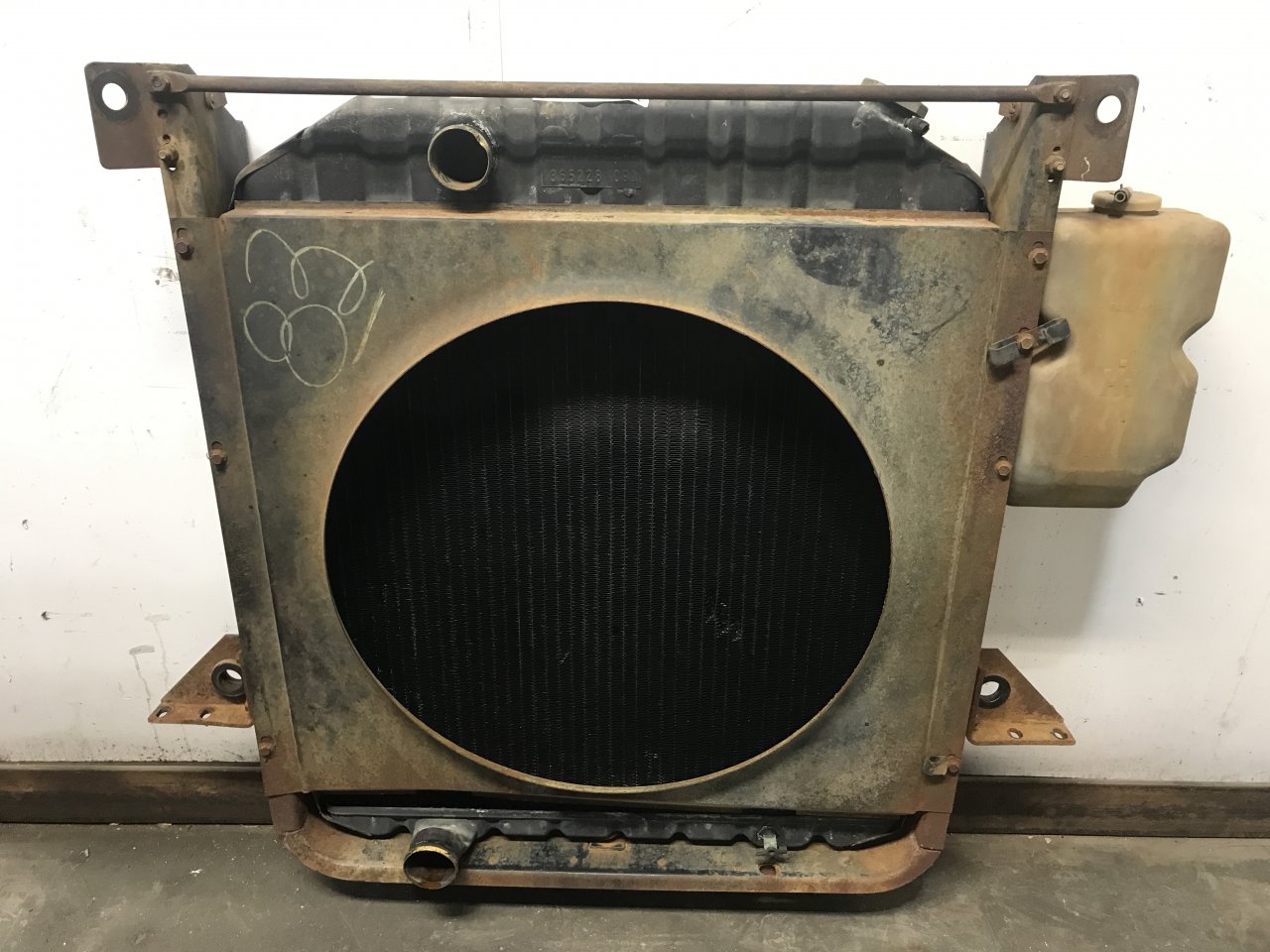 E8HZ8005U | Ford LA8000 Radiator for Sale
