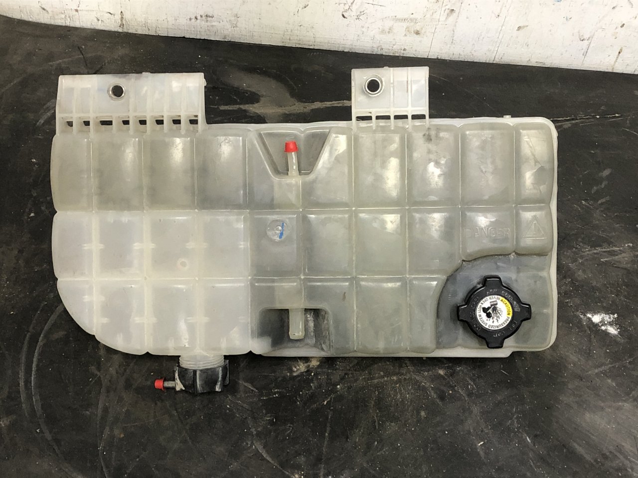 T1673009 | Kenworth T660 Radiator Overflow Bottle for Sale