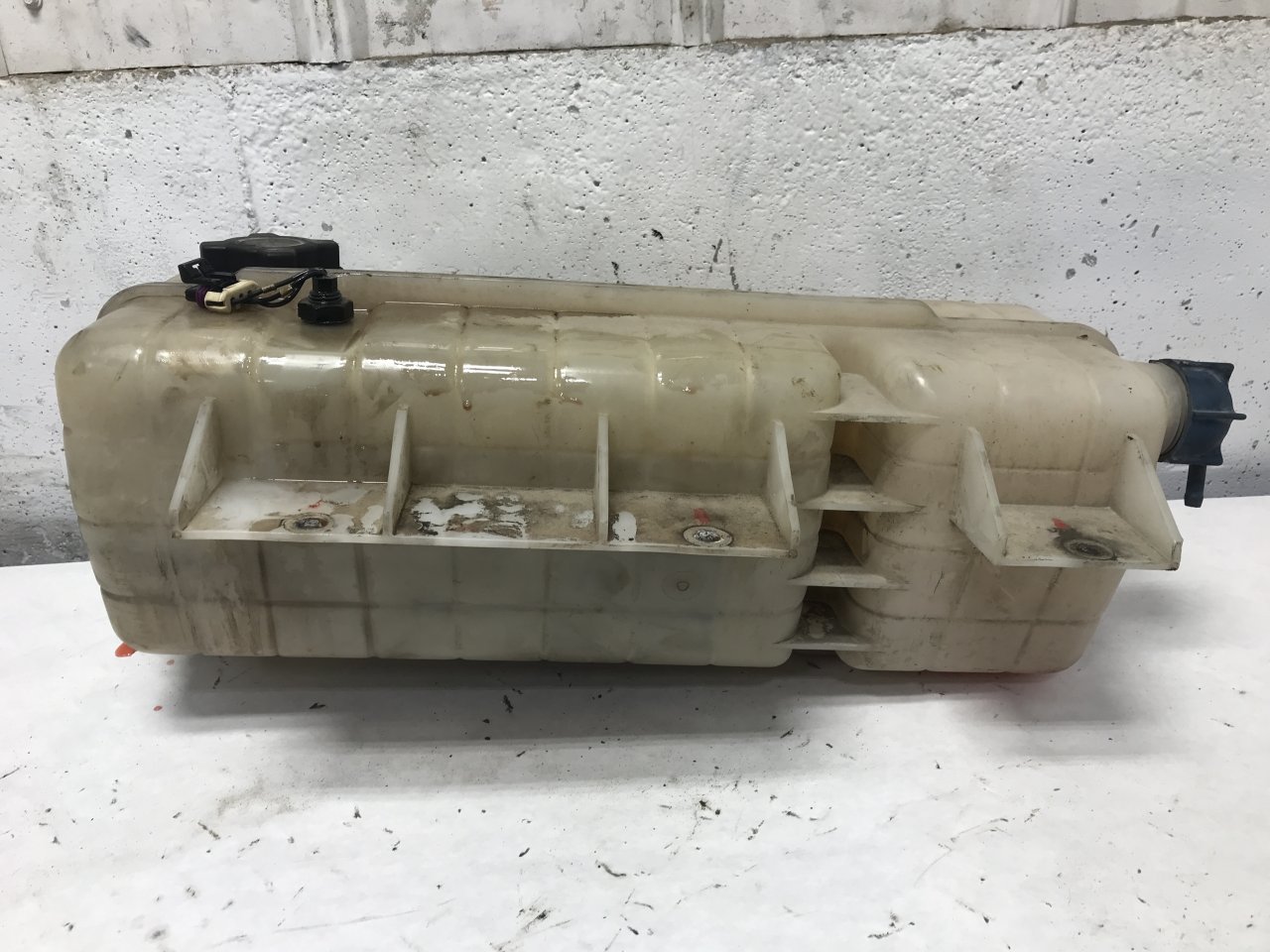 21096702 | Volvo VNL Radiator Overflow Bottle for Sale