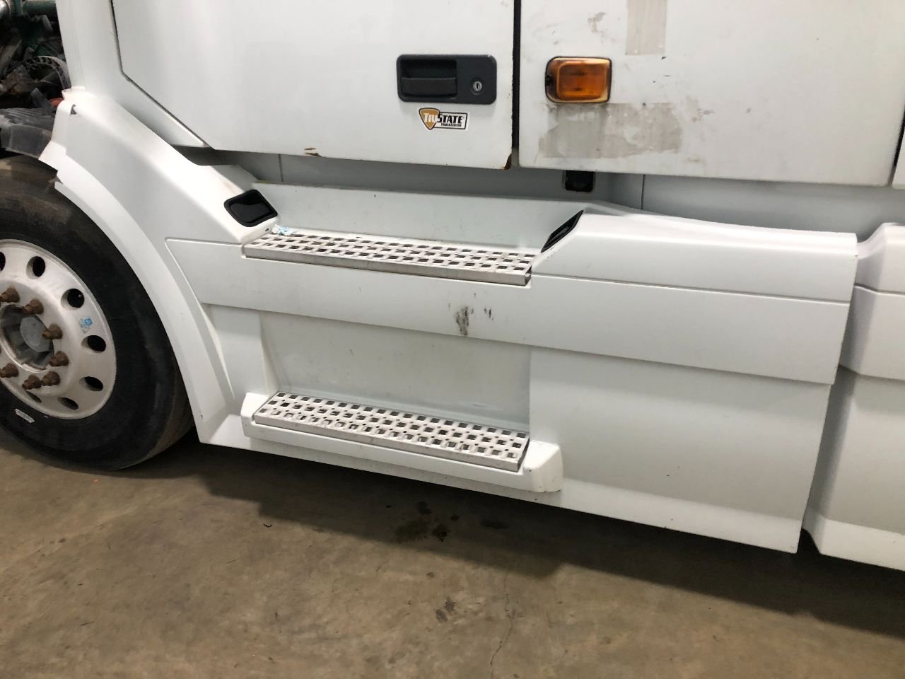 20982659 | Volvo VNL Skirt for Sale