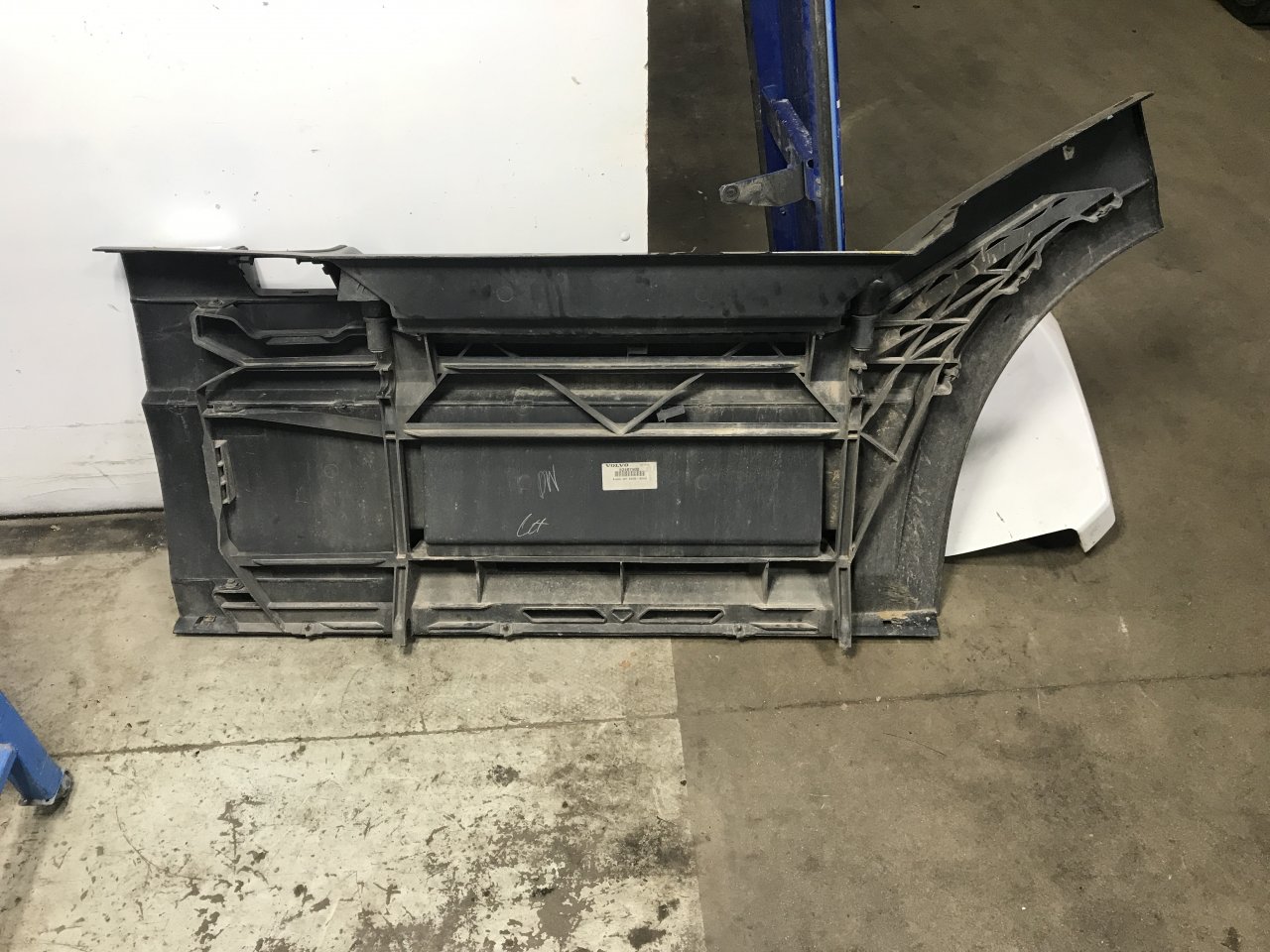 82487600 | Volvo VNL Chassis Fairing for Sale