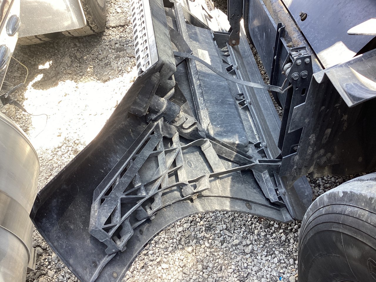 82748368 | Volvo VNL Skirt for Sale