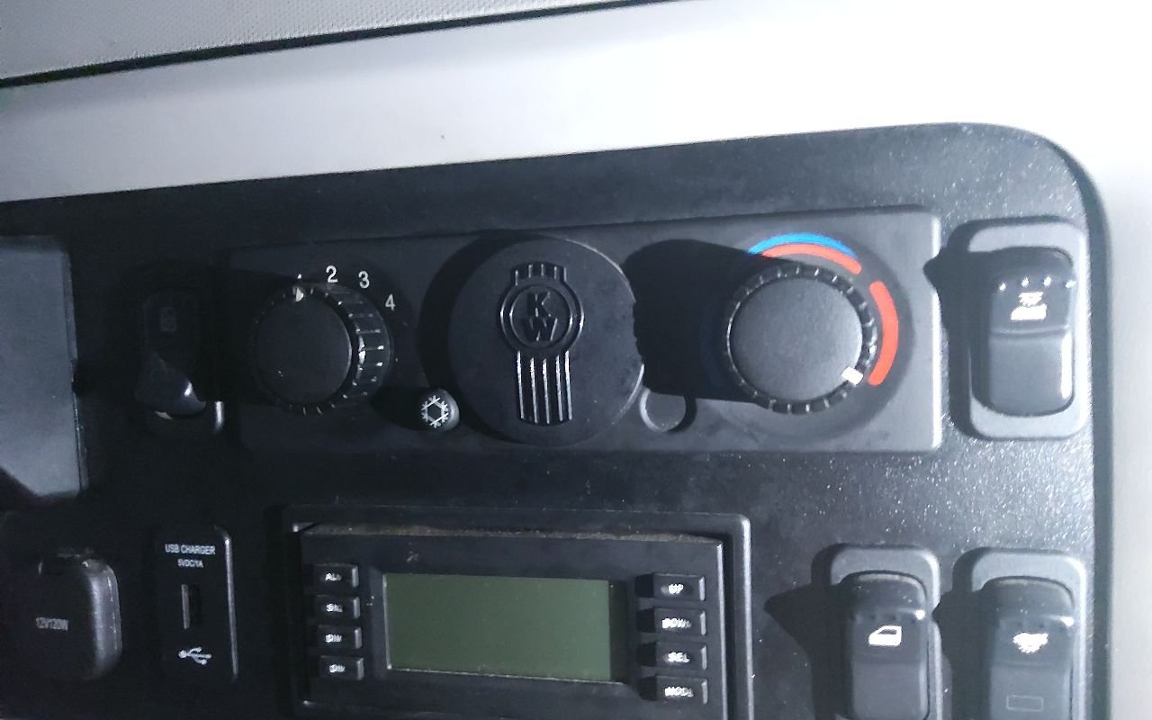 F21-1035 | Kenworth T680 Sleeper Control for Sale