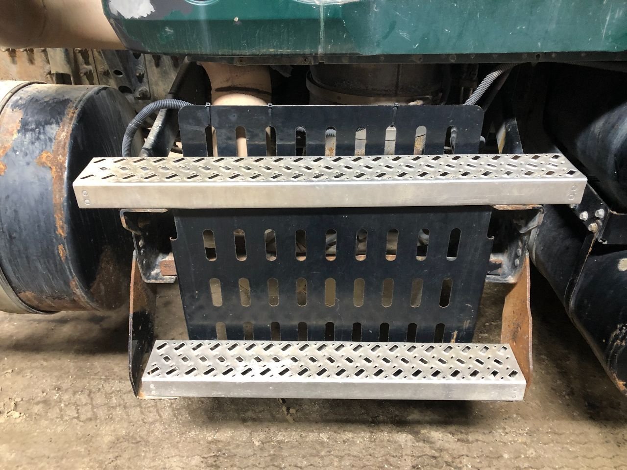 Mack GU713 Step (Frame, Fuel Tank, Faring) for Sale