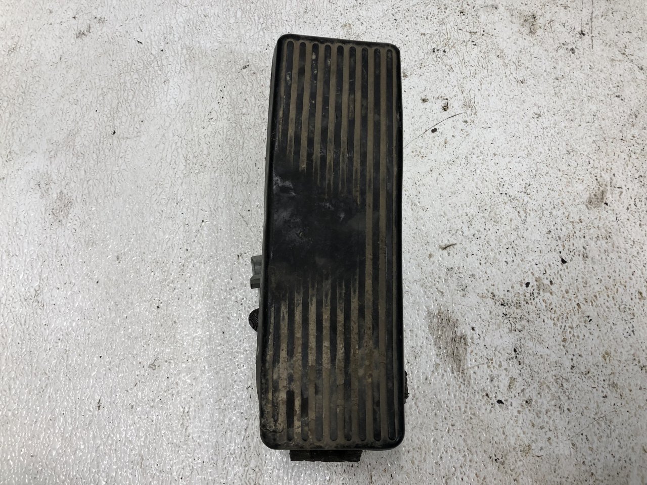 T-560529 | Peterbilt 379 Foot Control Pedal for Sale