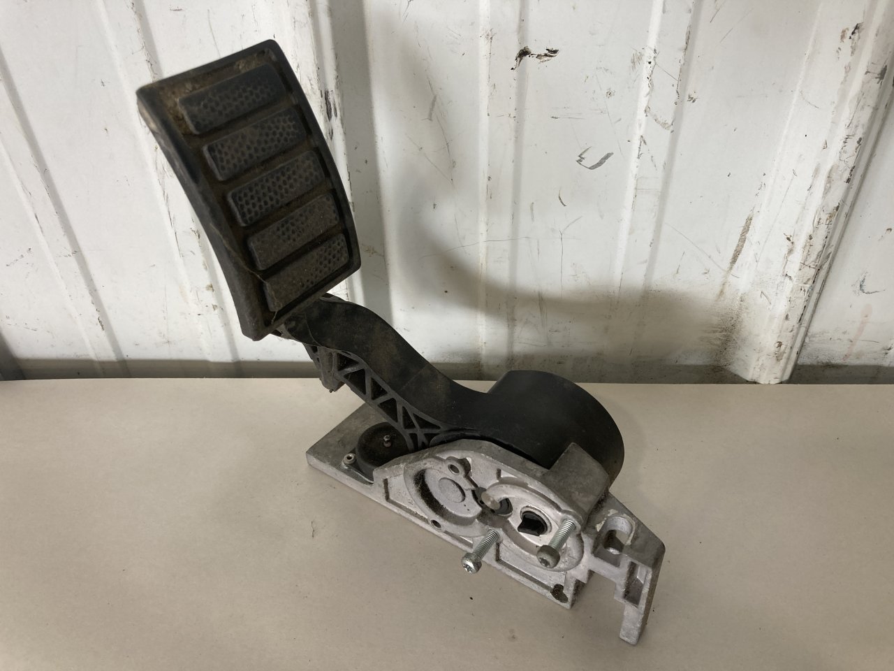 21116879 | Volvo VNL Foot Control Pedal for Sale