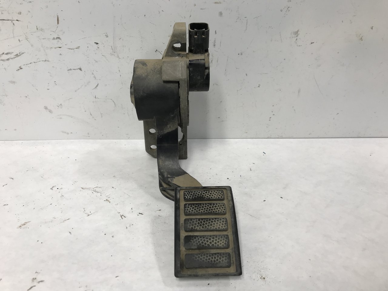 20574535 | Volvo VNL Foot Control Pedal for Sale