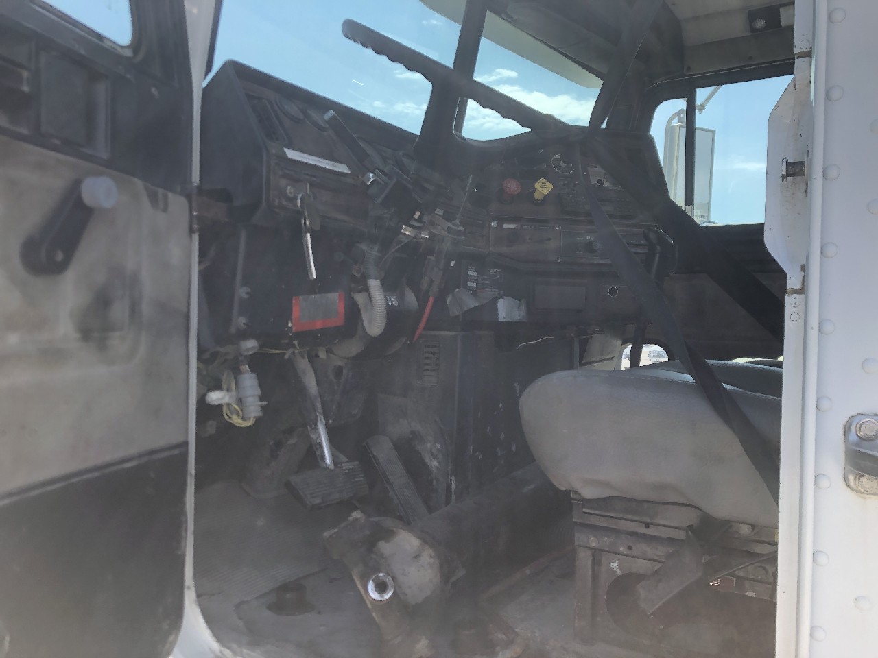 Freightliner FLD120 Speedometer Instrument Cluster for Sale