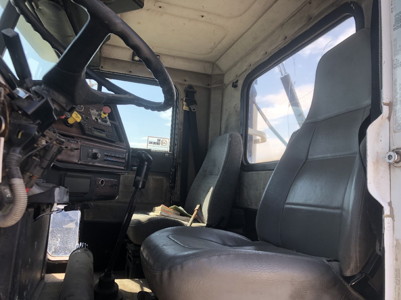 Freightliner FLD120 Speedometer Instrument Cluster for Sale