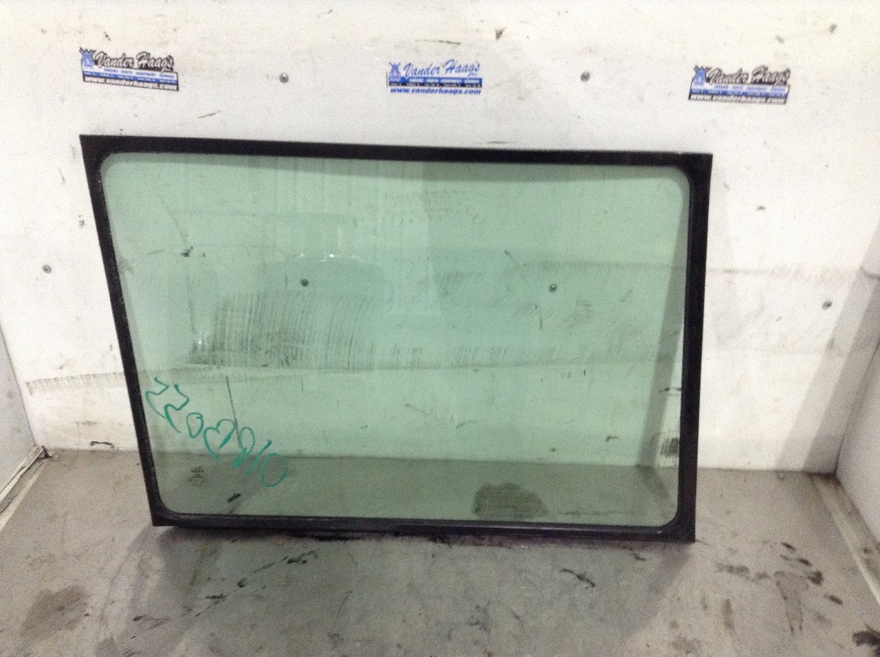 DW01037 | Peterbilt 378 Windshield for Sale
