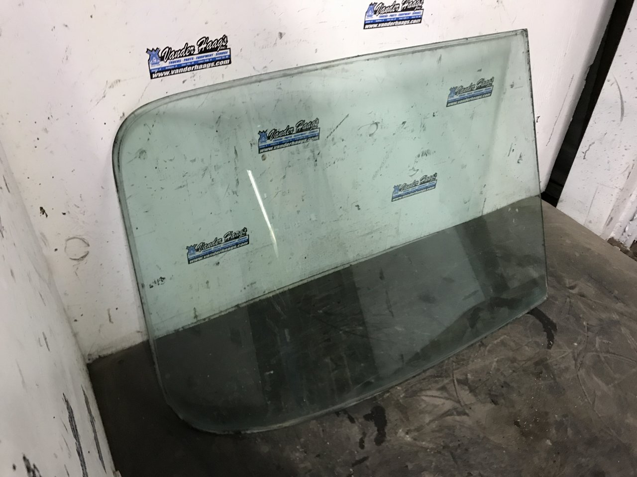 UU 83 006 | Mack DM600 Windshield for Sale