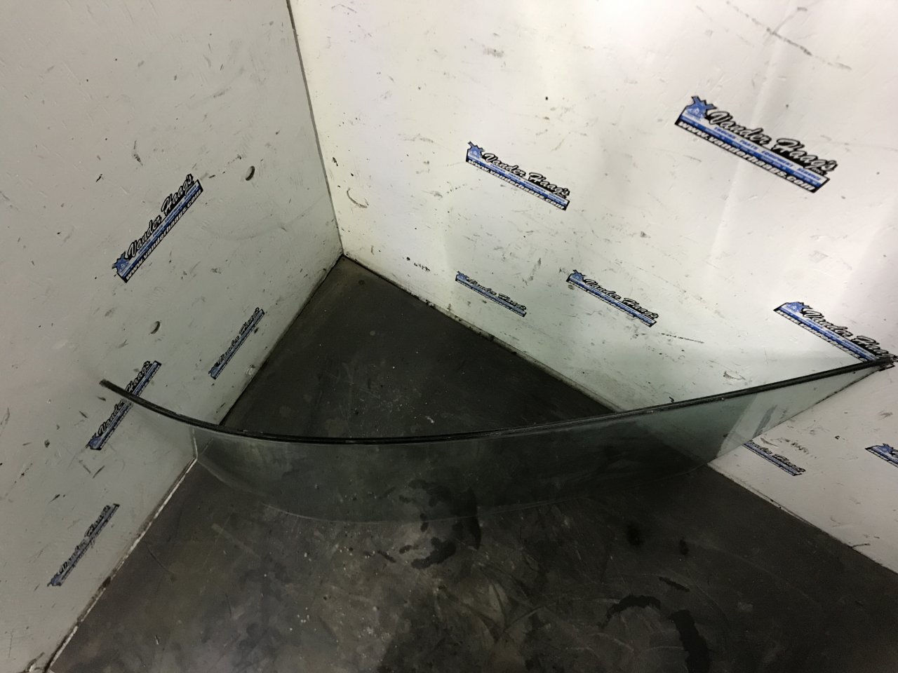 UU 83 006 | Mack DM600 Windshield for Sale