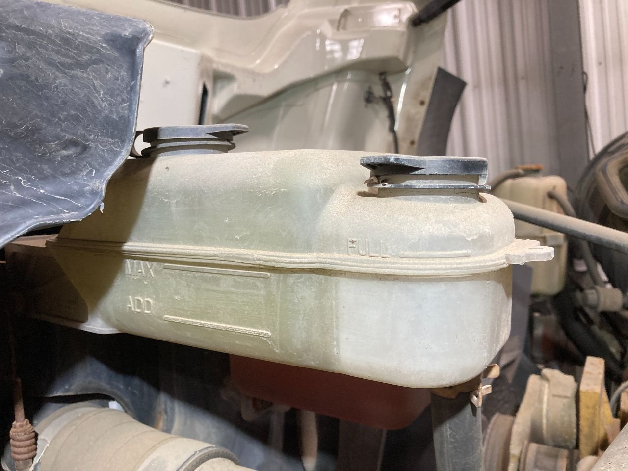 2507477C2 | International 7600 Radiator Overflow Bottle for Sale