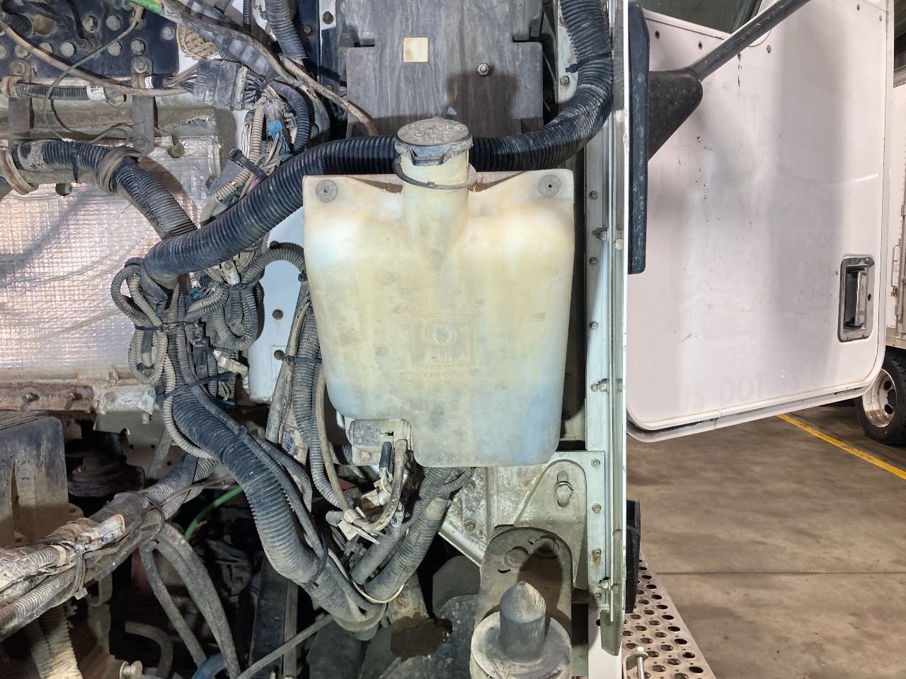 K114-D-20 | Kenworth W900S Windshield Washer Reservoir for Sale
