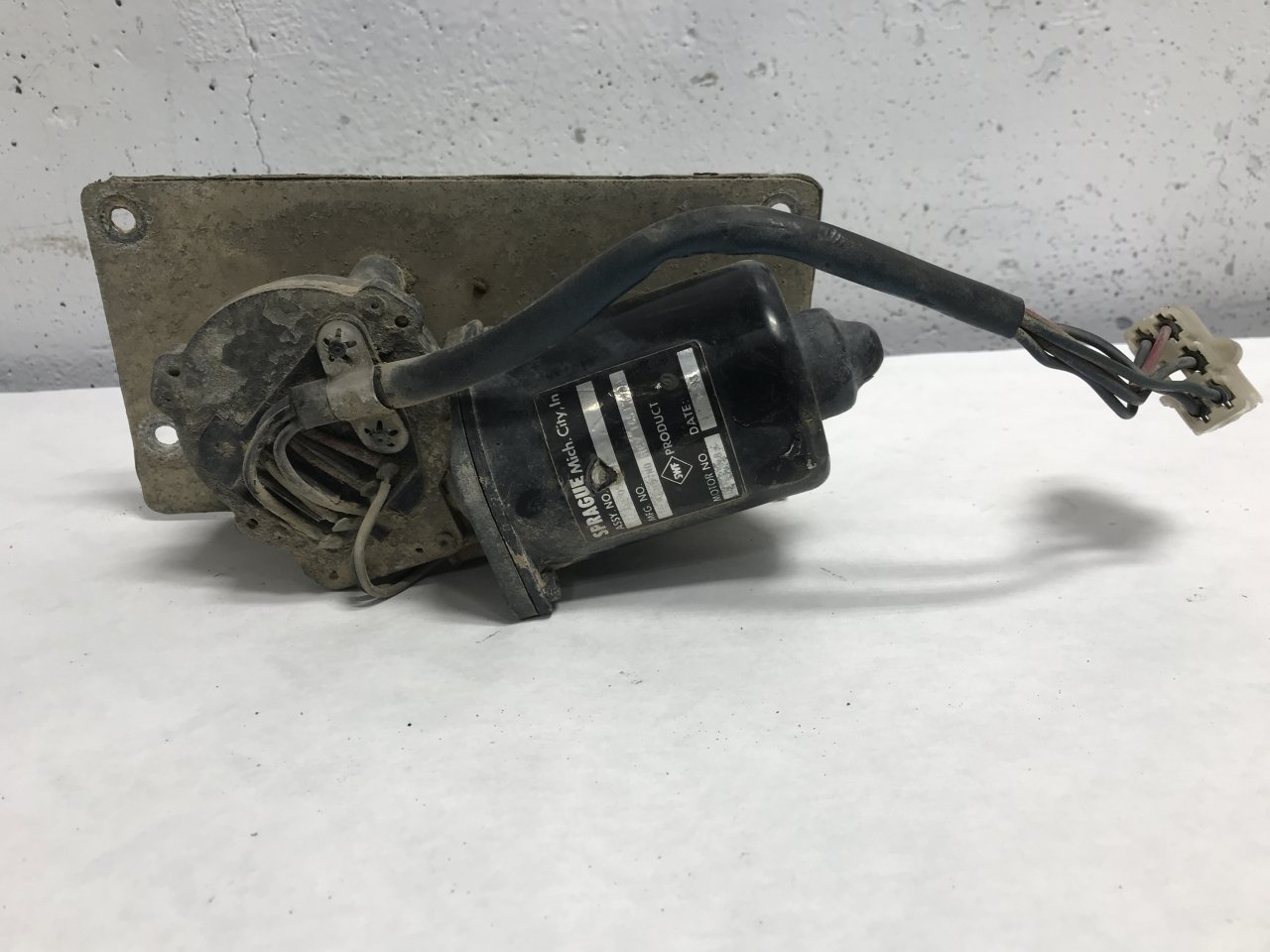 18-03676 | Peterbilt 379 Windshield Wiper Motor for Sale