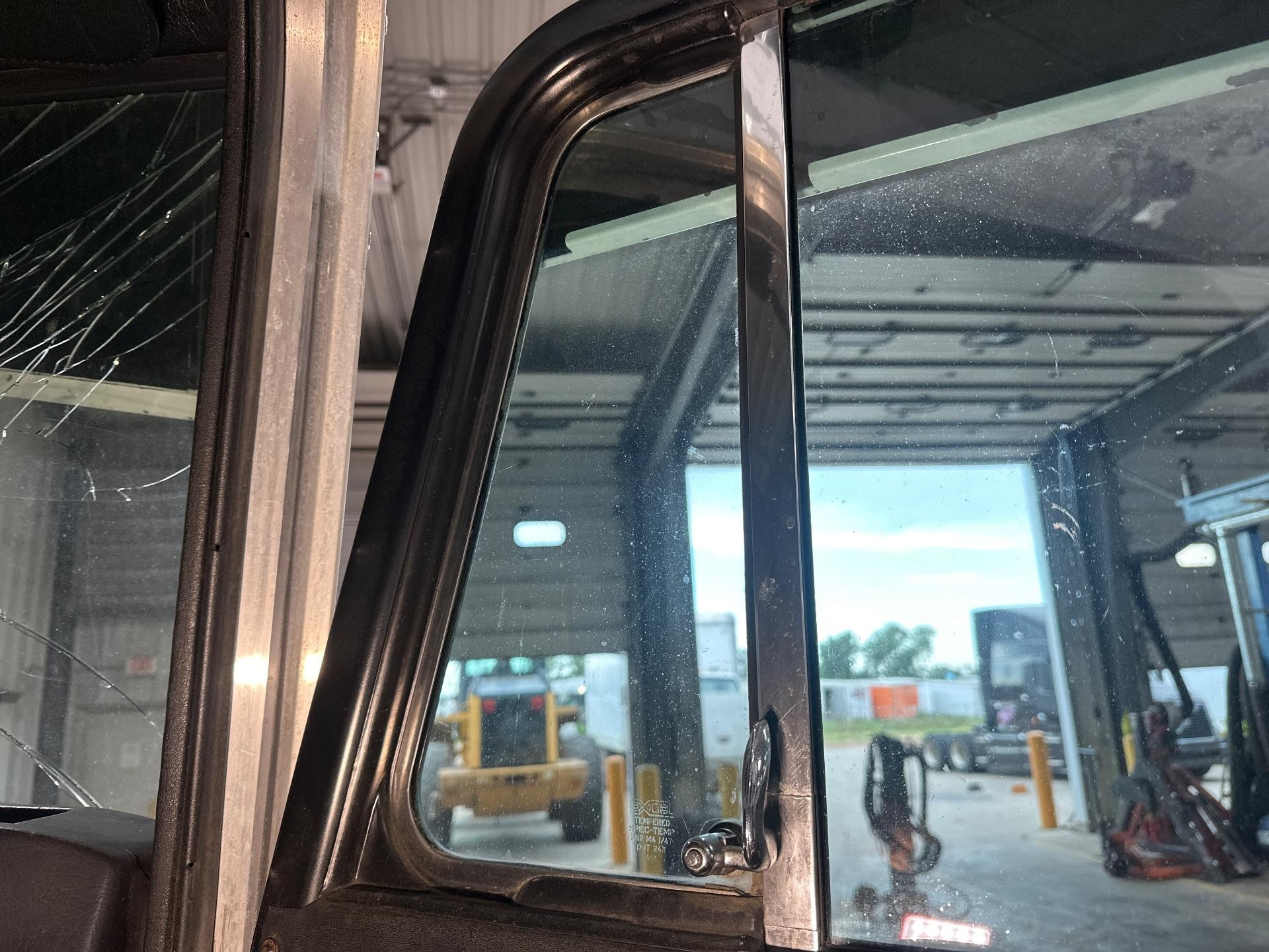 Peterbilt 379 Door Vent Glass for Sale