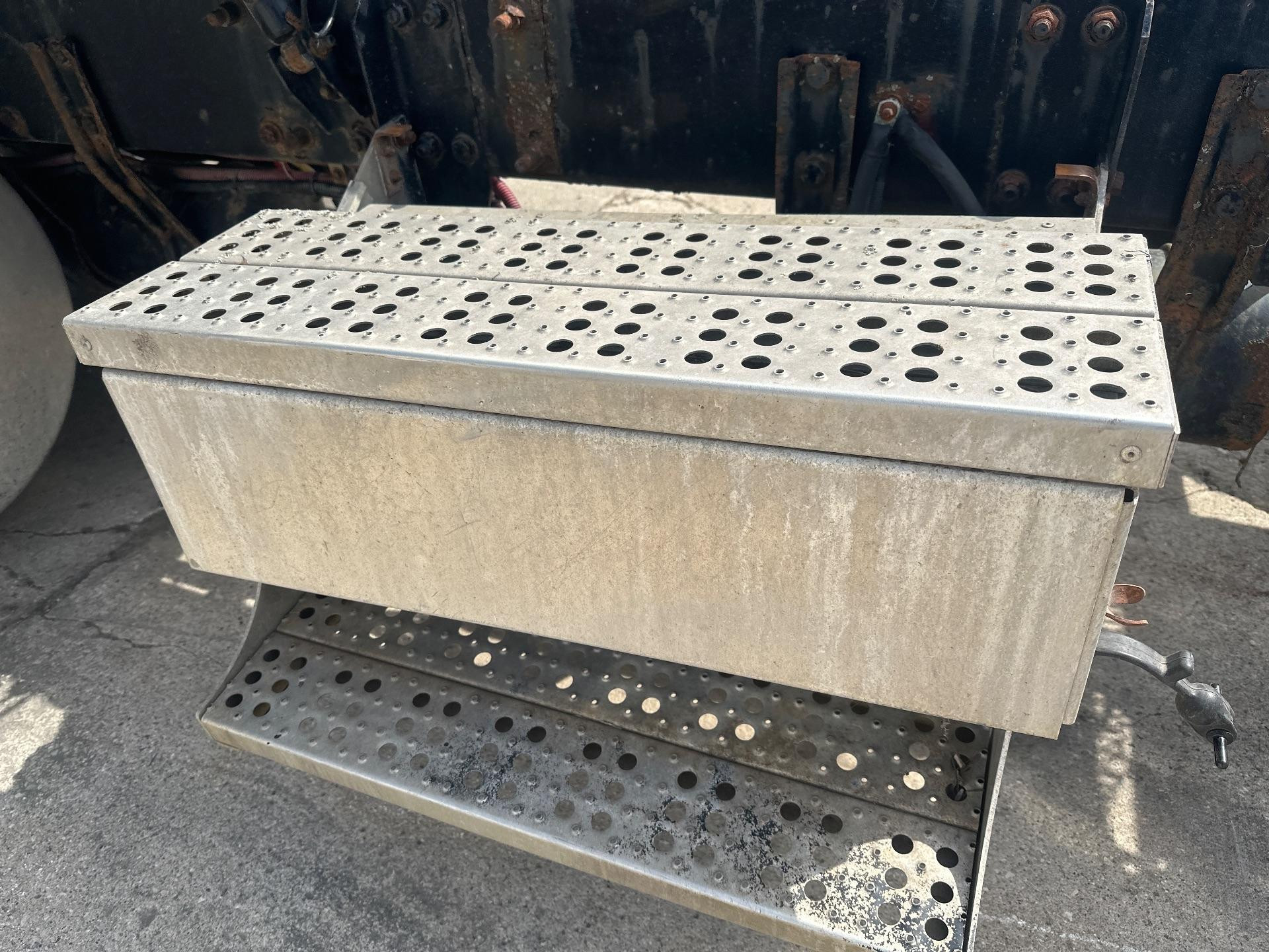 Freightliner FLD112 Battery Box Cover for Sale
