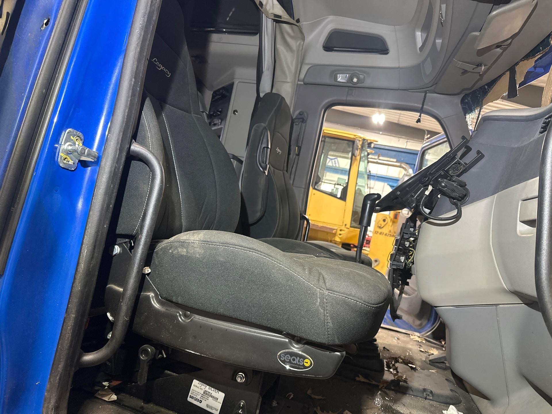 188900FW631 | Peterbilt 567 Air Ride Seat for Sale