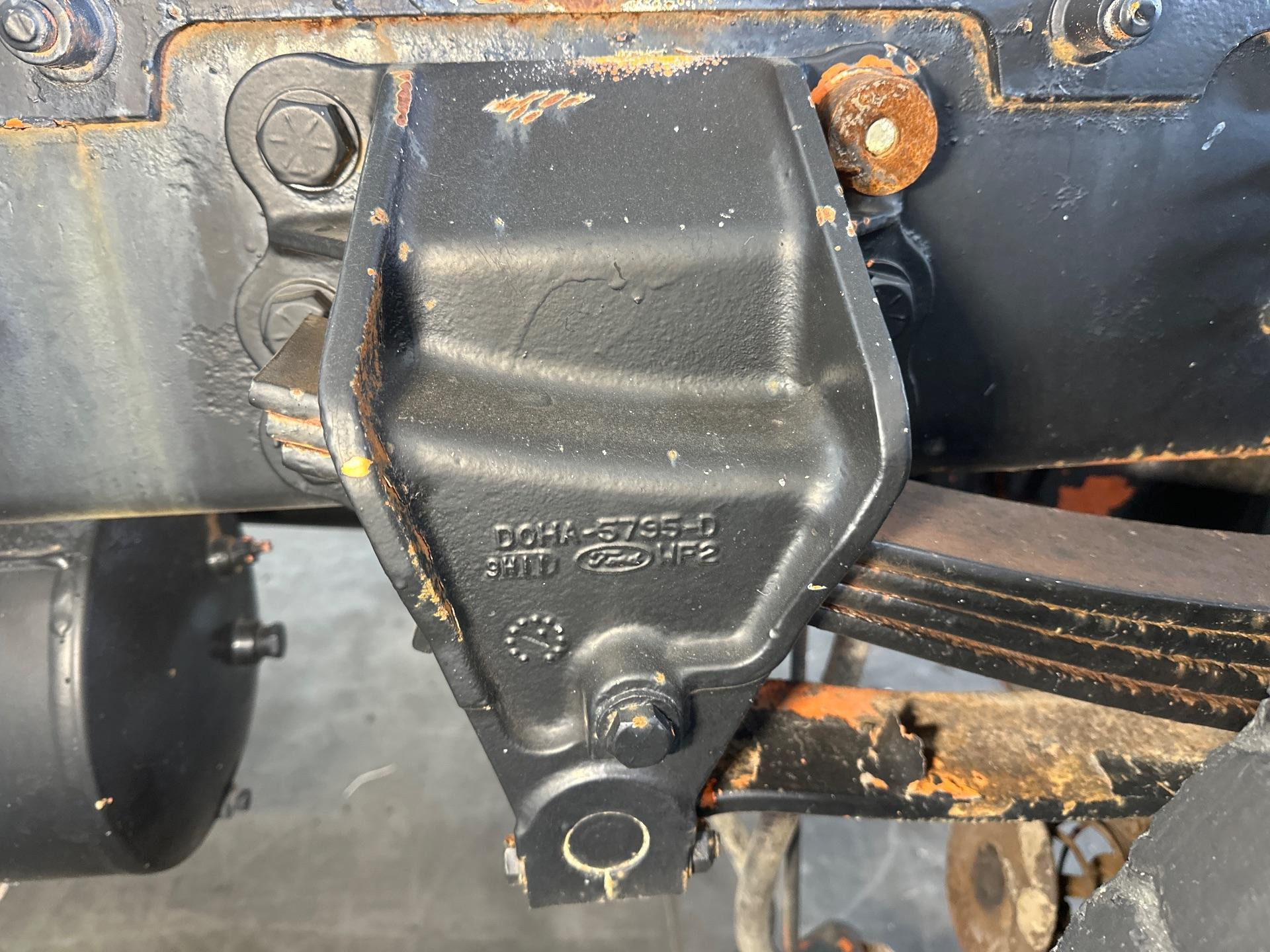 Ford L8513 Suspension Spring Hanger for Sale