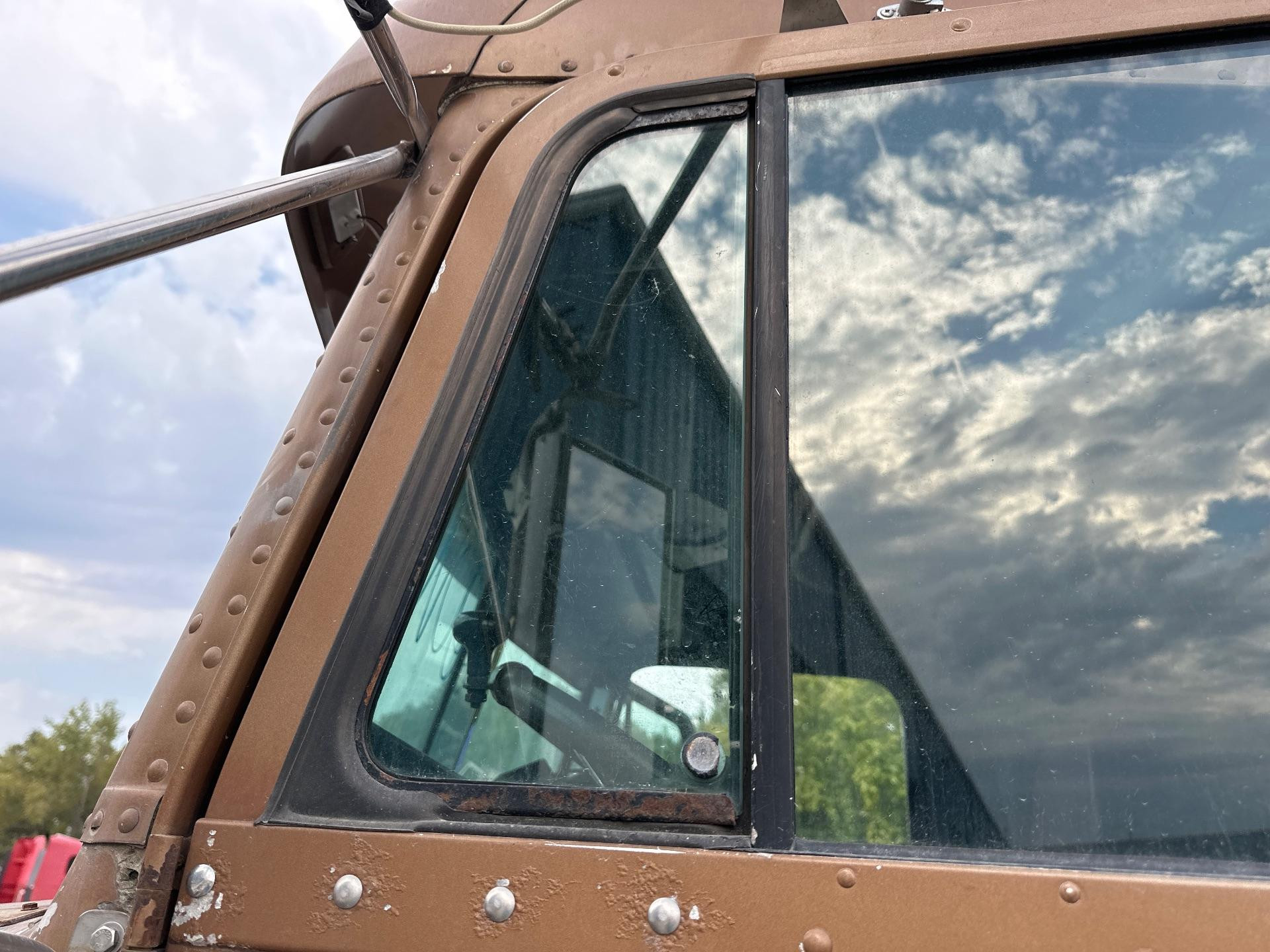 Freightliner CLASSIC XL Door Vent Glass for Sale