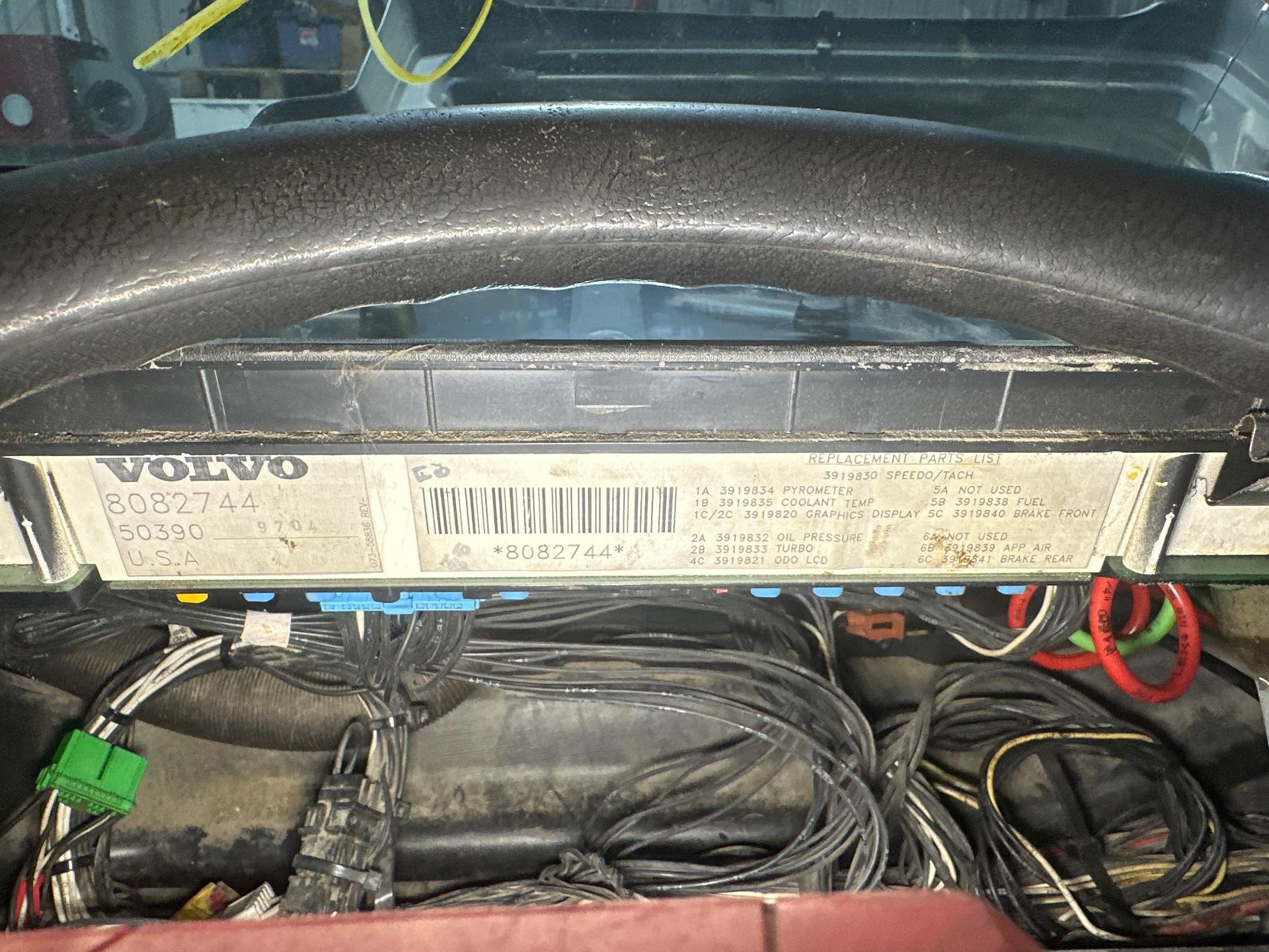 8082744 | Volvo VNL Speedometer Instrument Cluster for Sale