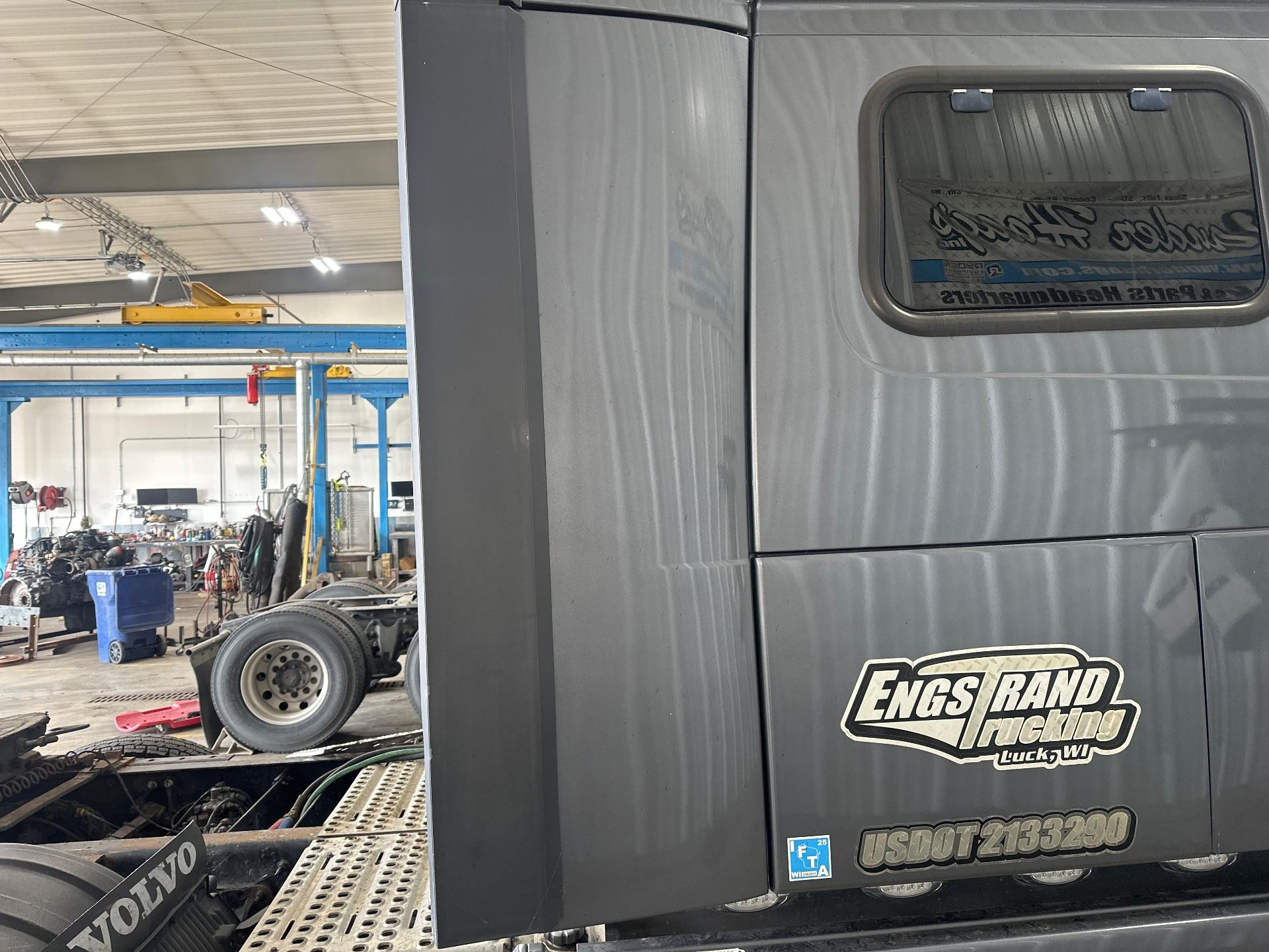 21091695 | Volvo VNL Side Fairing/Cab Extender for Sale