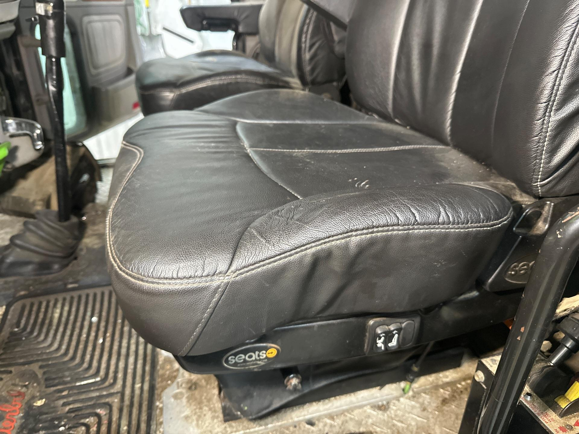 188409MW61 | Peterbilt 389 Air Ride Seat for Sale