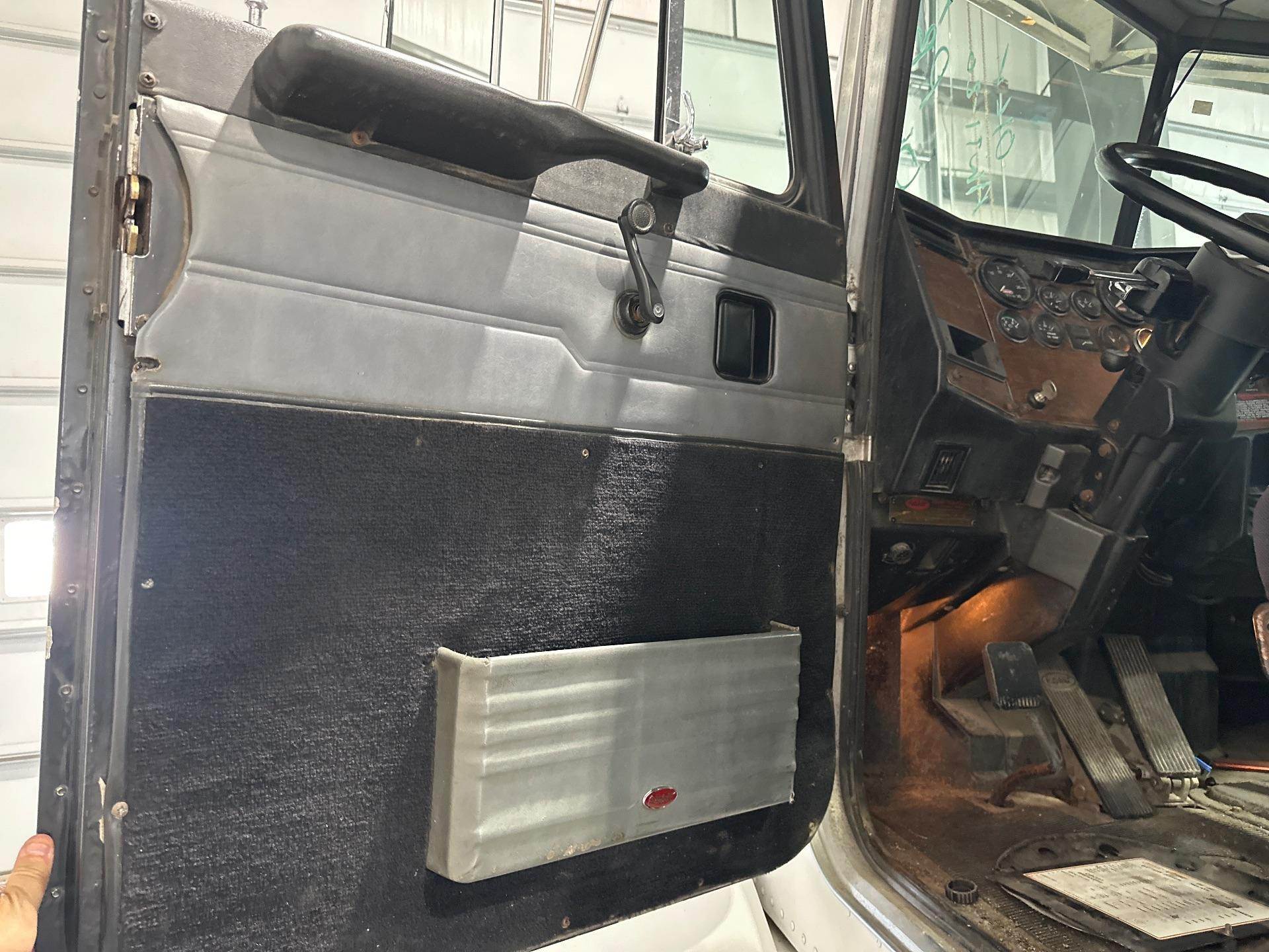 20-10833 | Peterbilt 385 Door for Sale