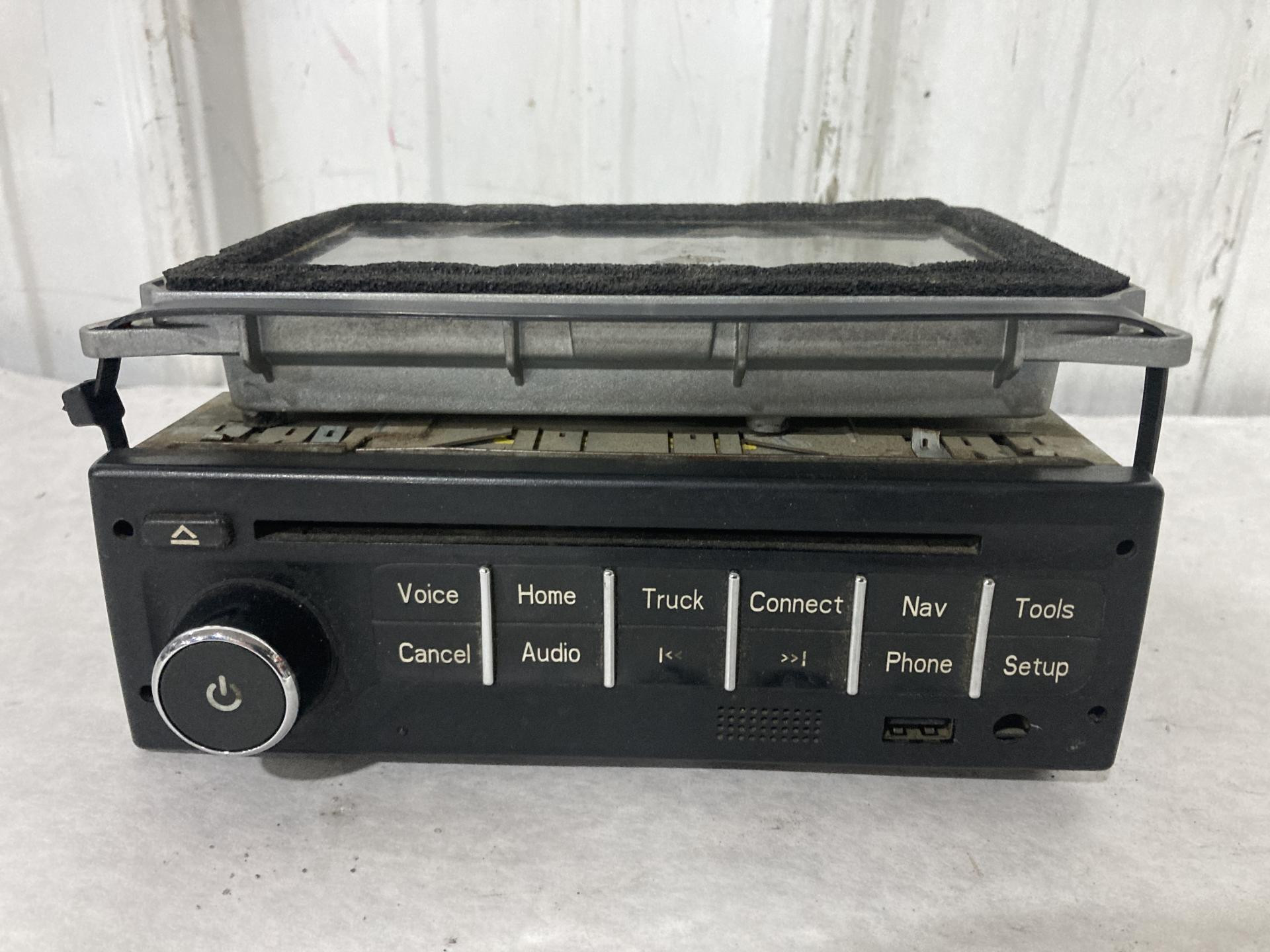 Q27-6050 | Peterbilt 587 A/V Equipment (Radio) for Sale
