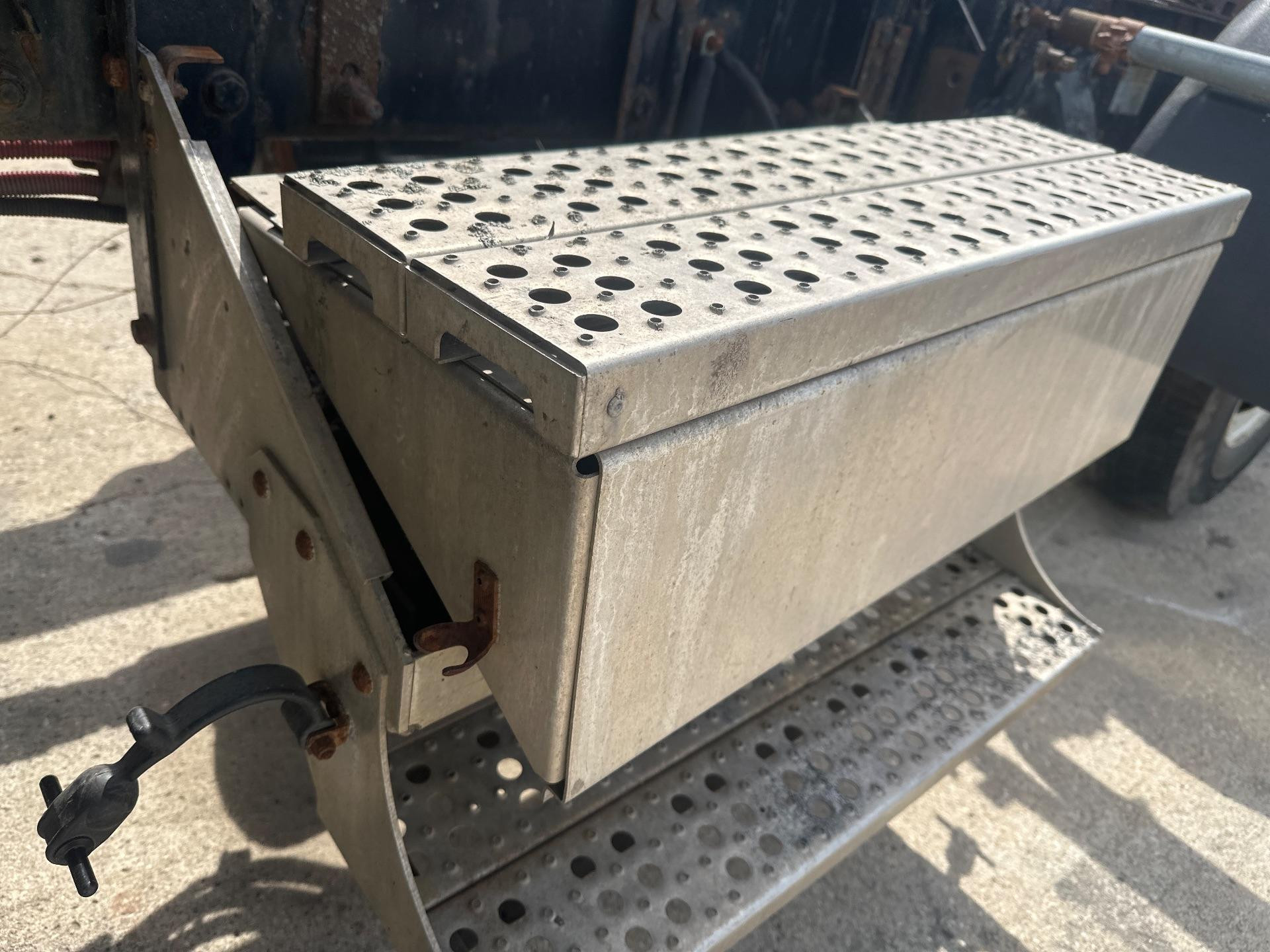Freightliner FLD112 Battery Box Cover for Sale