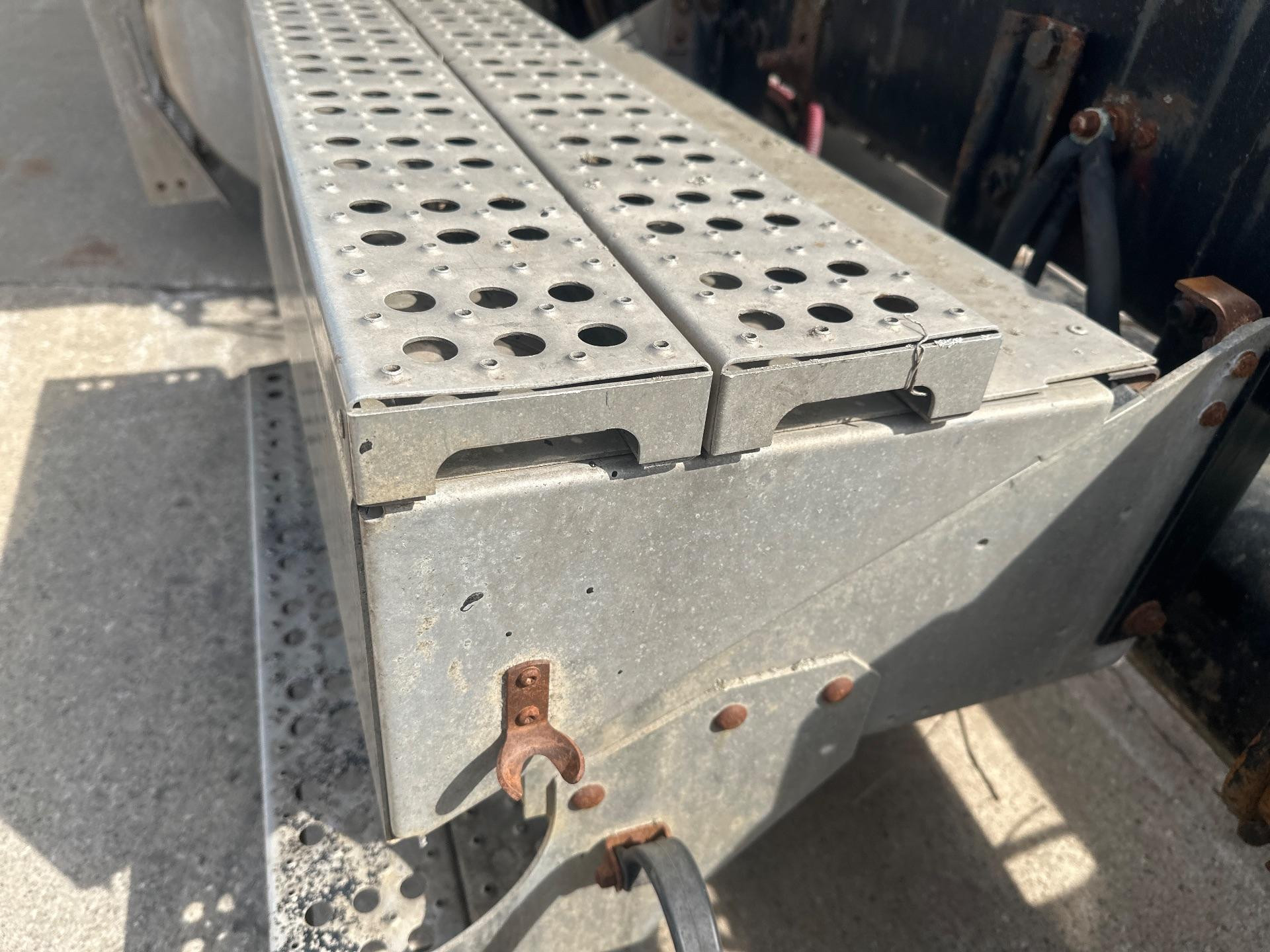 Freightliner FLD112 Battery Box Cover for Sale