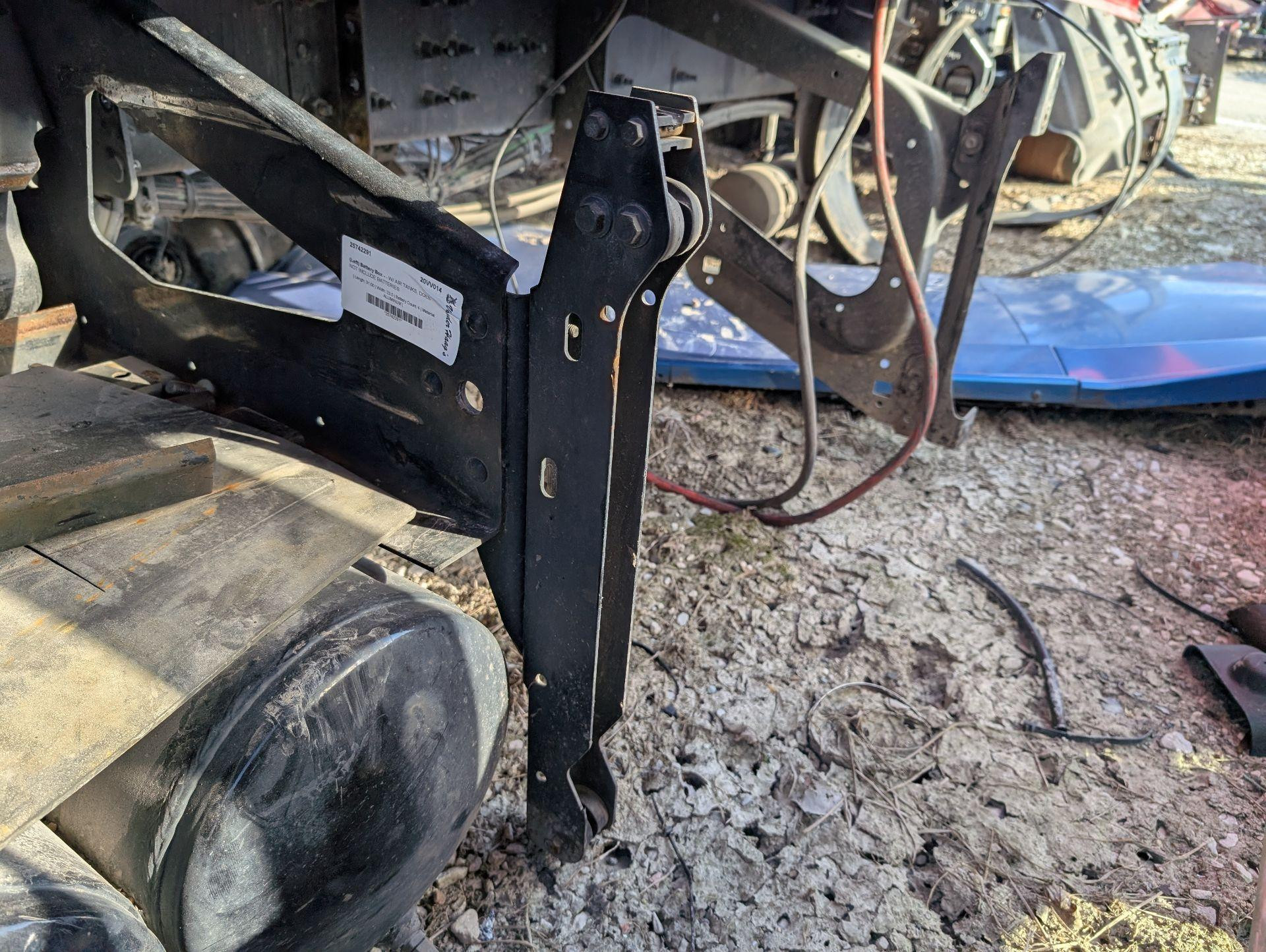 Volvo VNL Bracket, Skirt for Sale