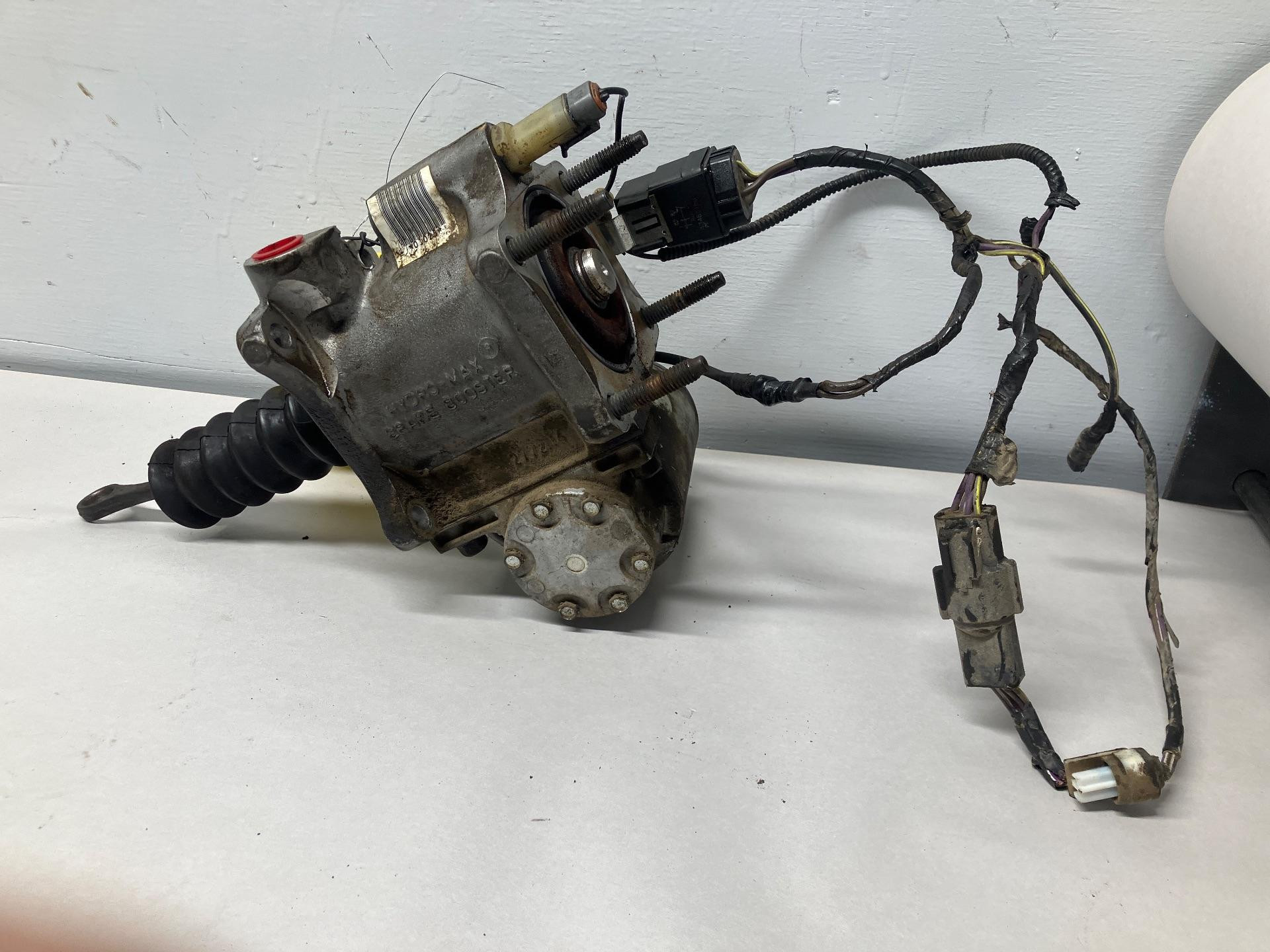 2772114 | Ford F700 Vacuum Booster for Sale