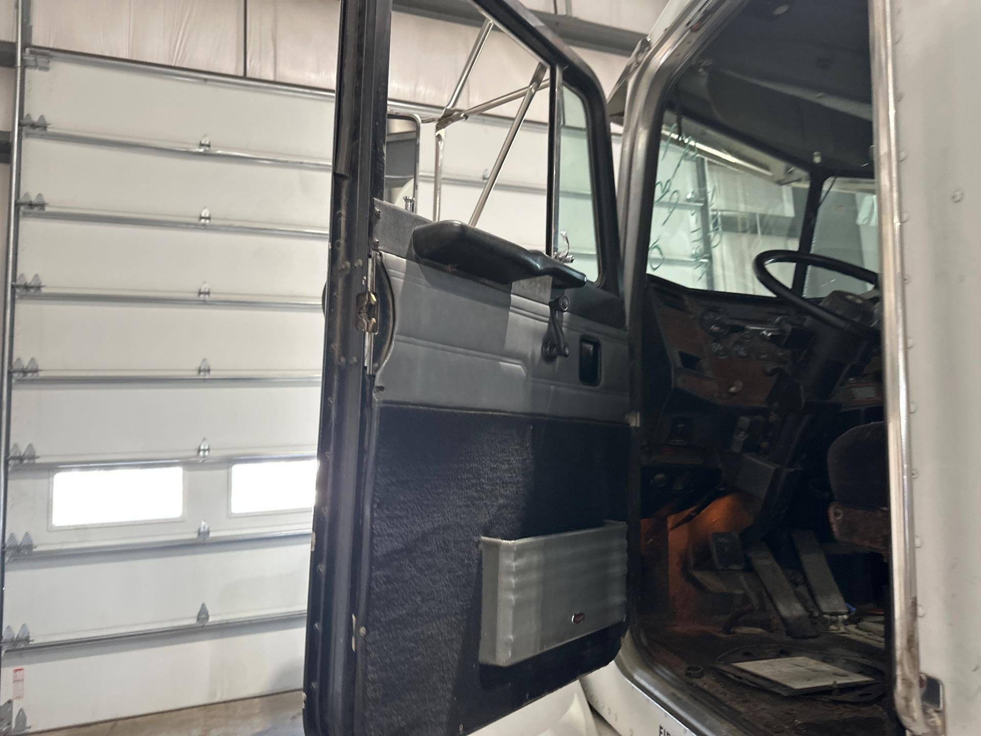 20-10833 | Peterbilt 385 Door for Sale