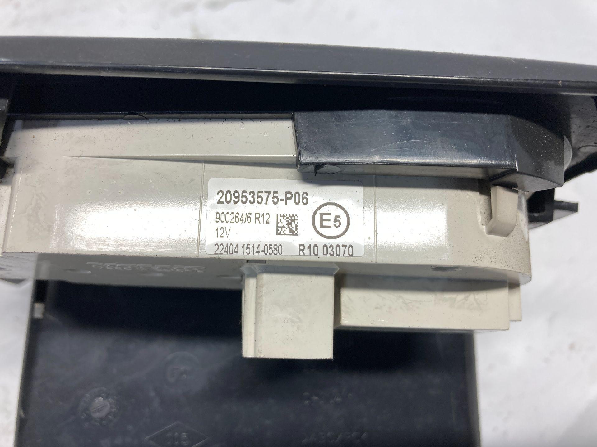 20953575-P06 | Volvo VNL Dash Panel for Sale