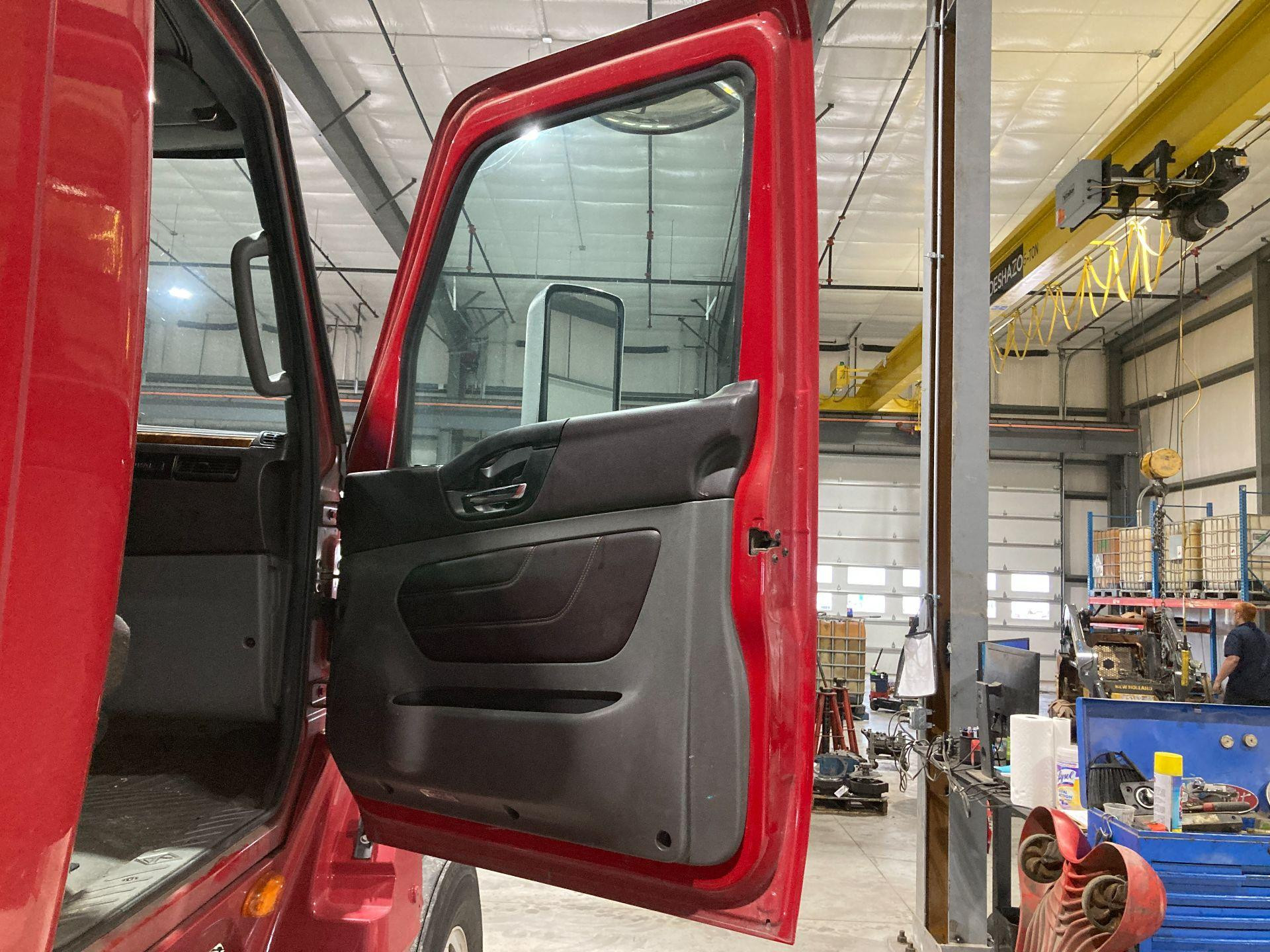 4172799W91E | International HX620 Door for Sale