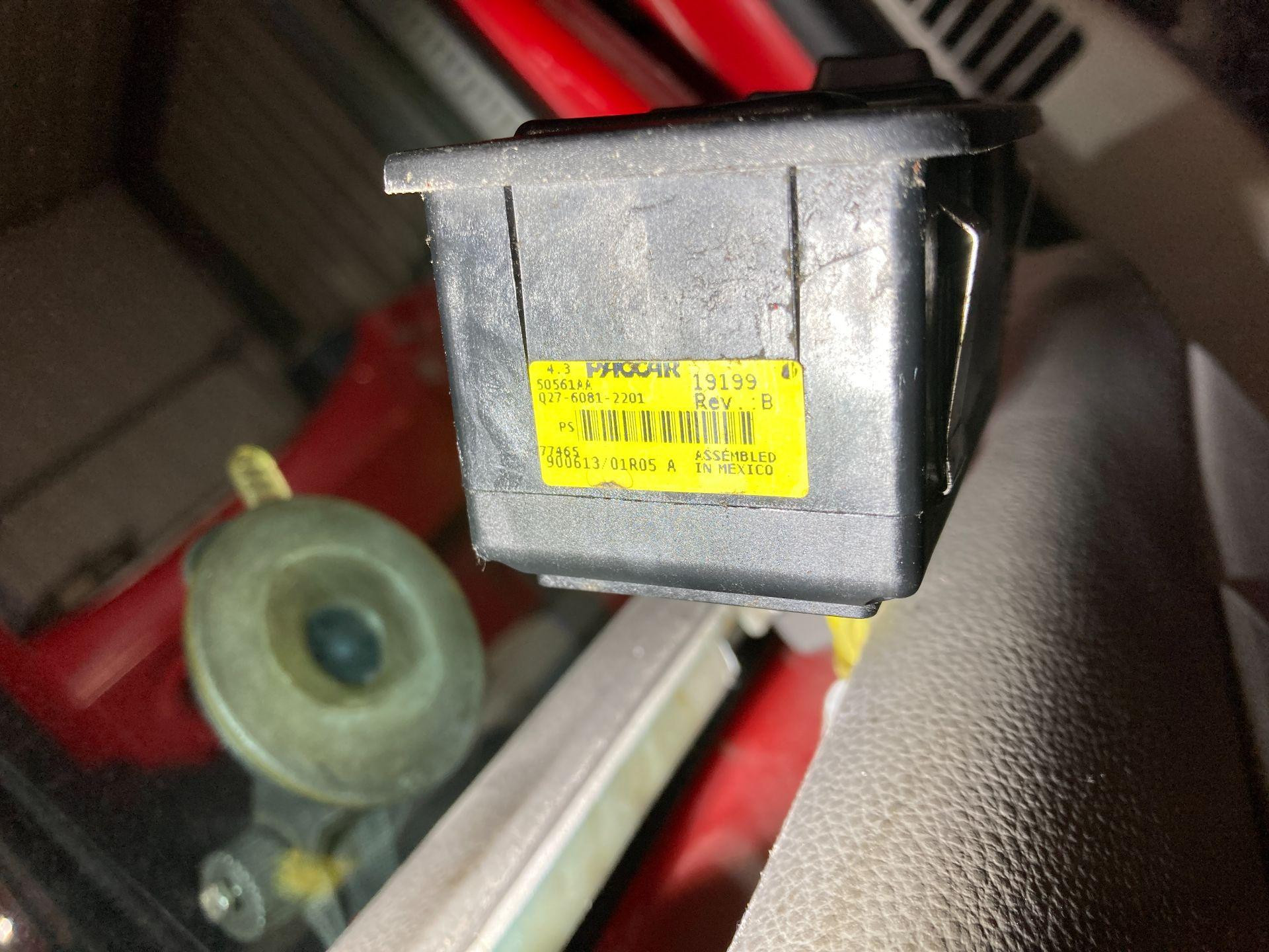Q27-6081-2201 | Peterbilt 579 Door Electrical Switch for Sale