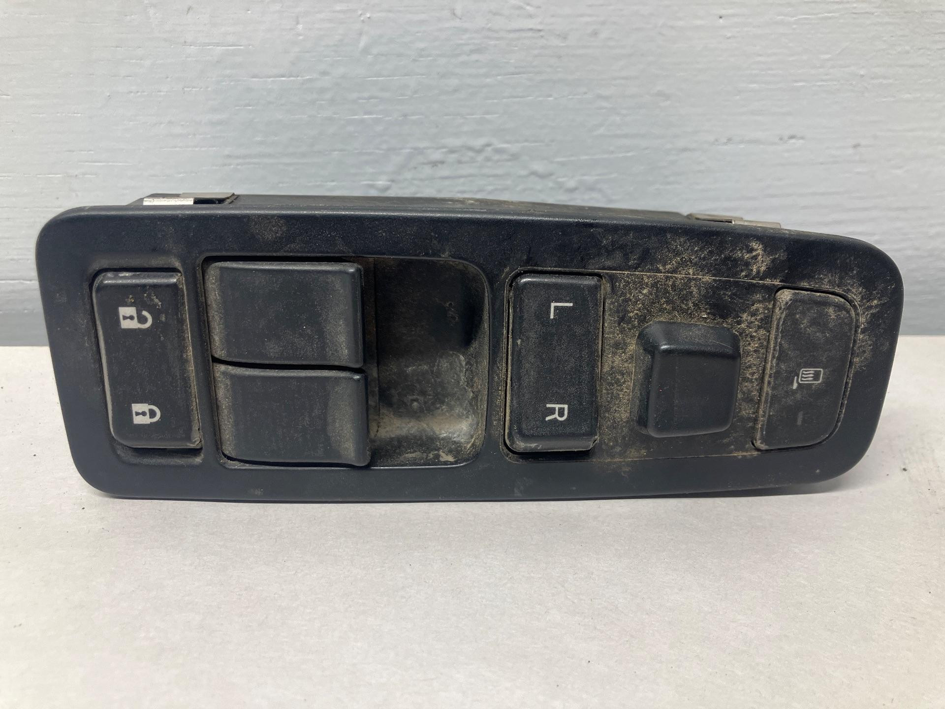 Q27-6092-2202 | Peterbilt 579 Door Electrical Switch for Sale
