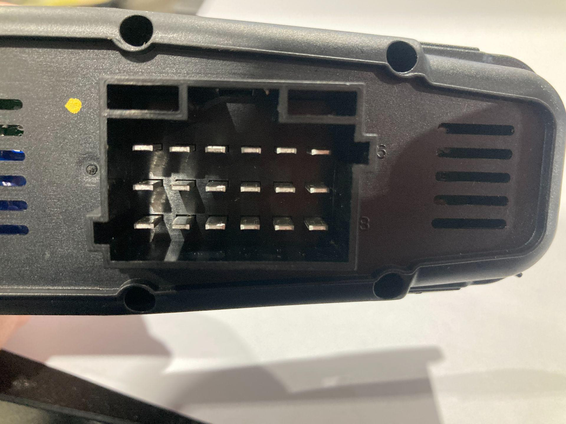 Q276082-2102X | Peterbilt 579 Door Electrical Switch for Sale