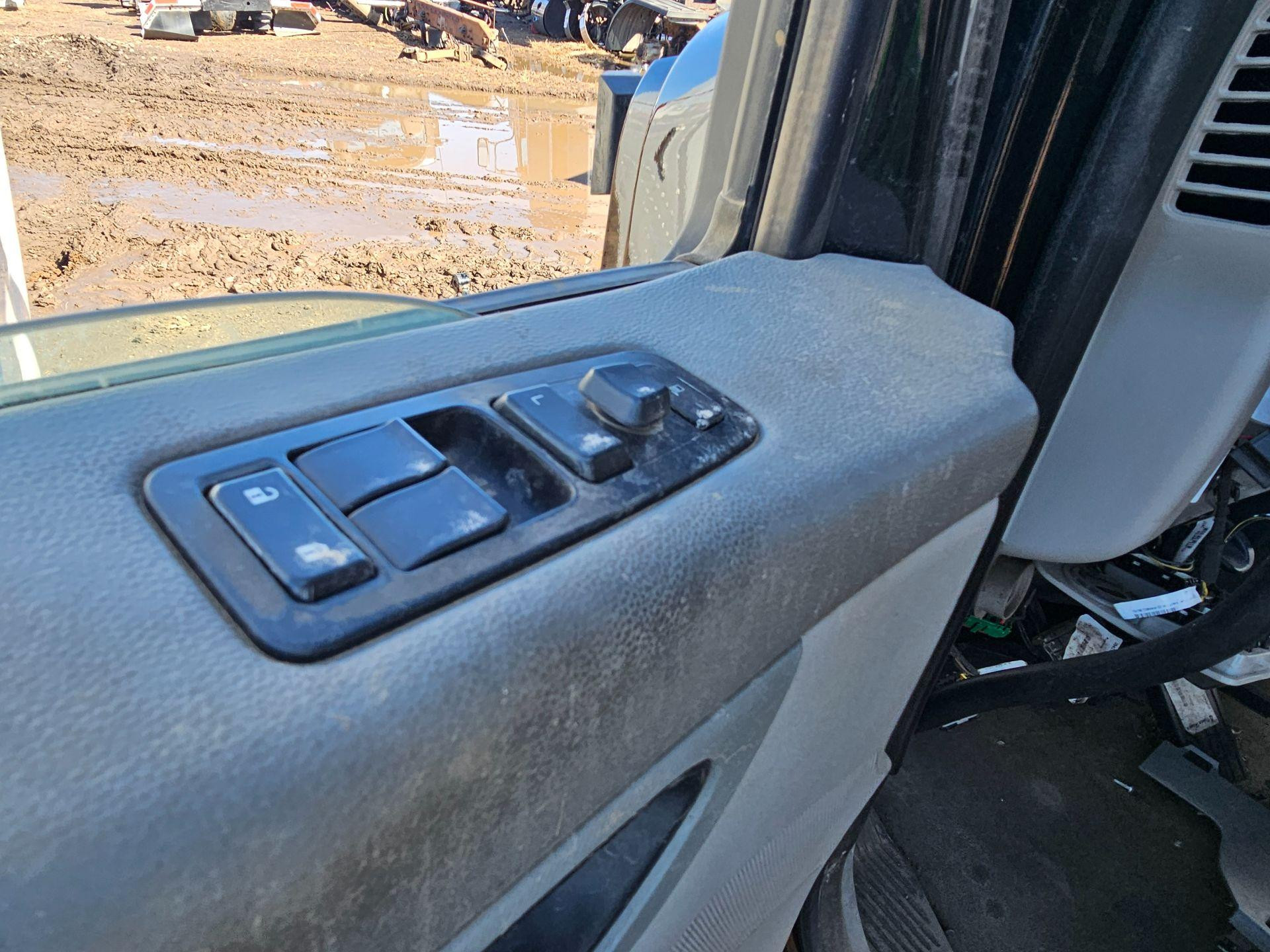 P21-1049-2201 | Peterbilt 579EV Door Electrical Switch for Sale