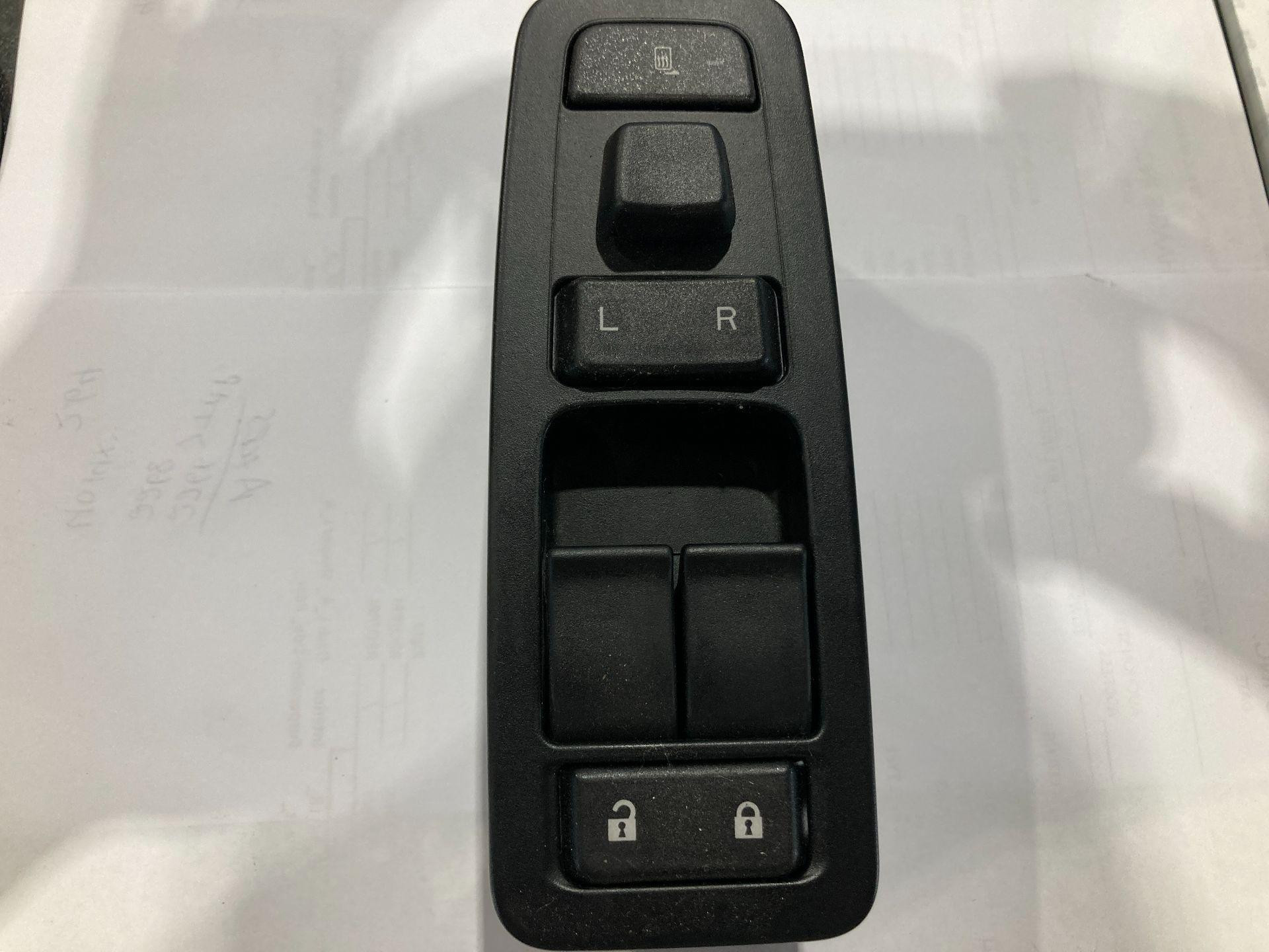 Q27-1043-1211 | Kenworth T680 Door Electrical Switch for Sale