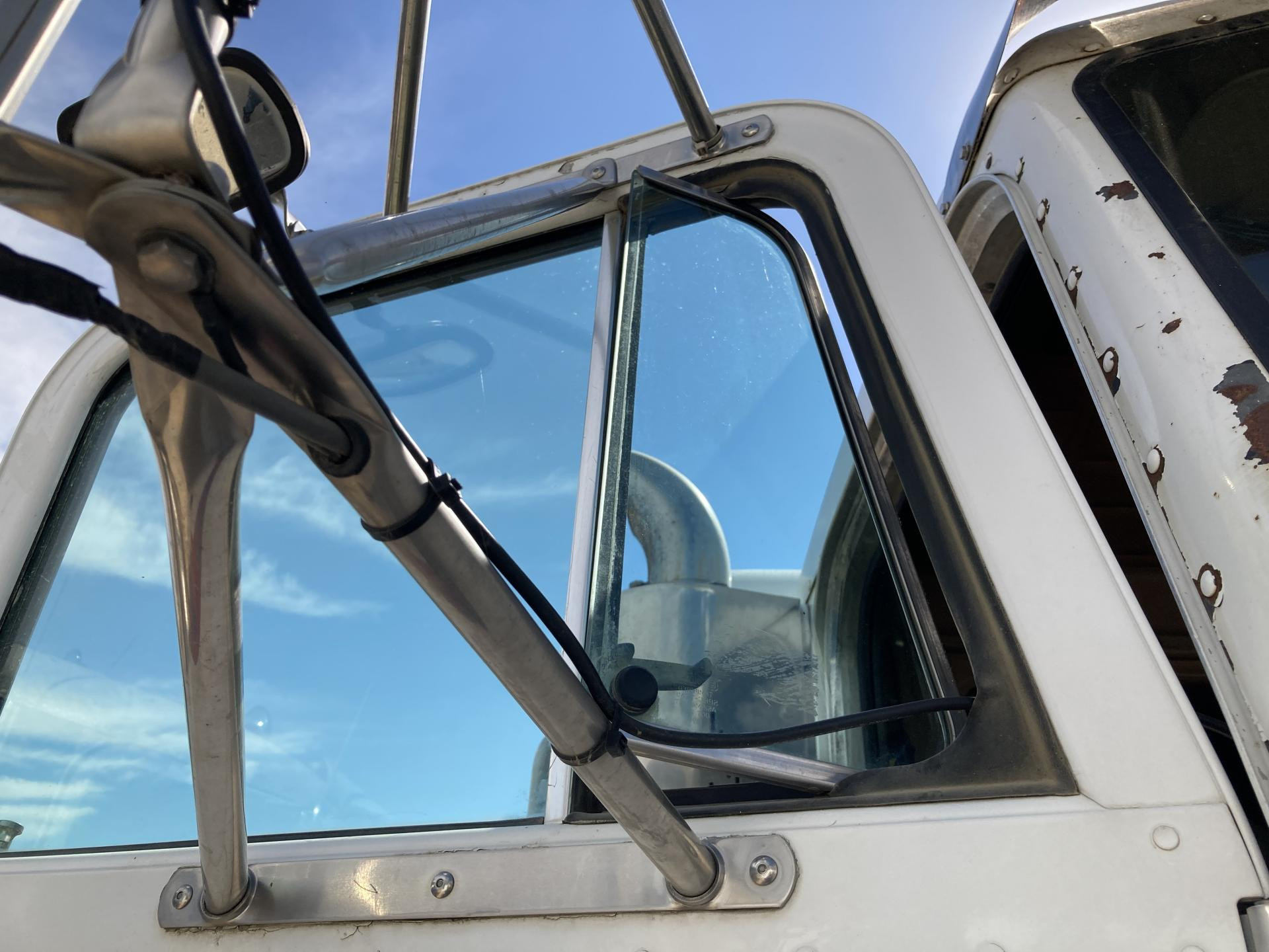 Peterbilt 377 Door Vent Glass for Sale